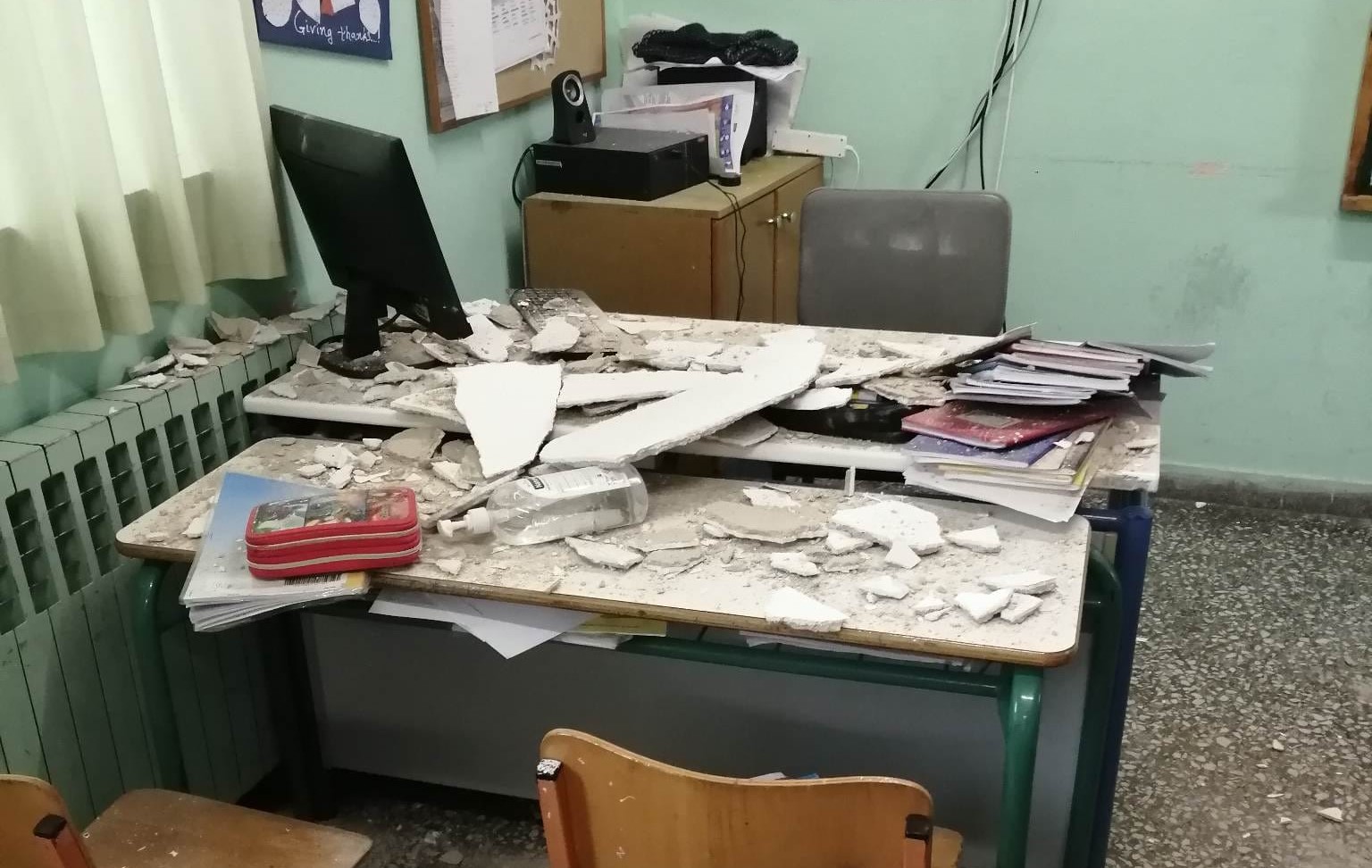Σοκ σε σχολείο του Βόλου: Κατέρρευσε τμήμα της οροφής σε τάξη δημοτικού ...