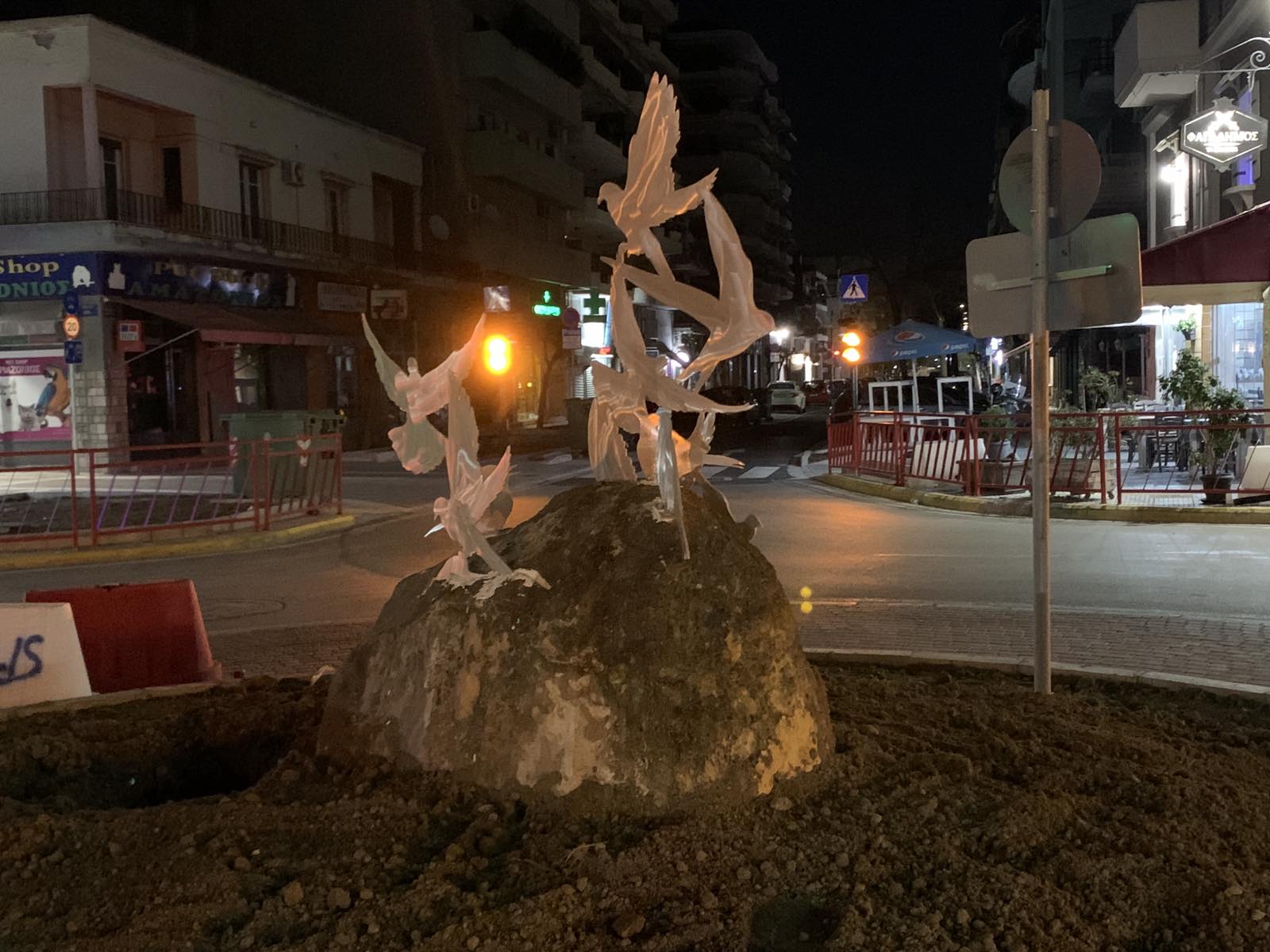 Τα πουλιά ξεκουράζονται πάνω σε έναν βράχο στο κέντρο της Λάρισας… Η ...