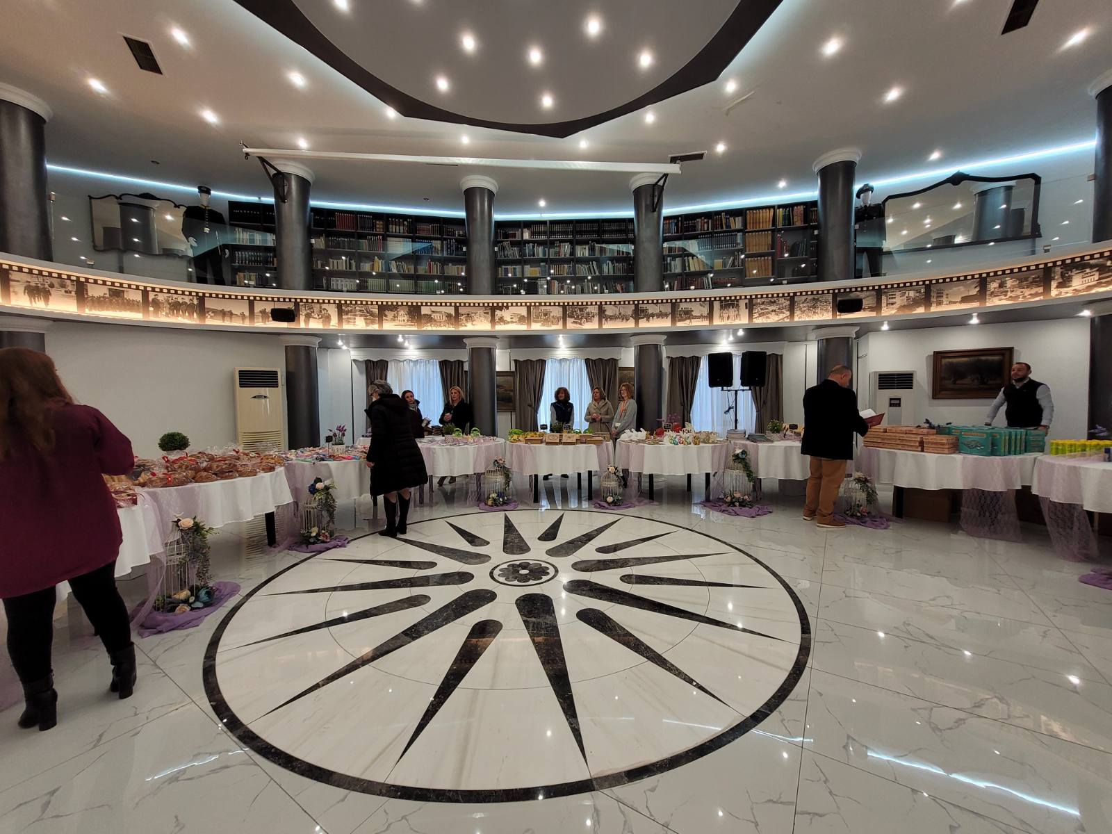Λάρισα: Το πασχαλινό παζάρι άνοιξε τις «πύλες» του στην καρδιά της ...