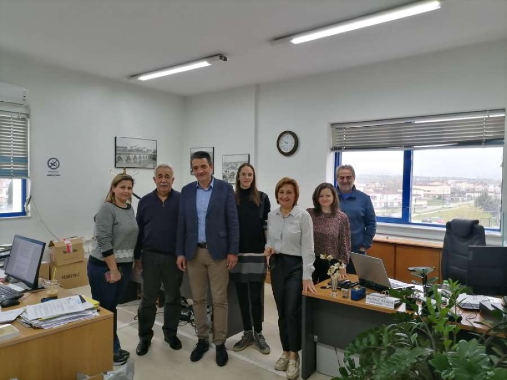 Ο υποψήφιος βουλευτής Λάρισας, Νίκος Ντόλας στη Δ.Ο.Υ. Λάρισας ...