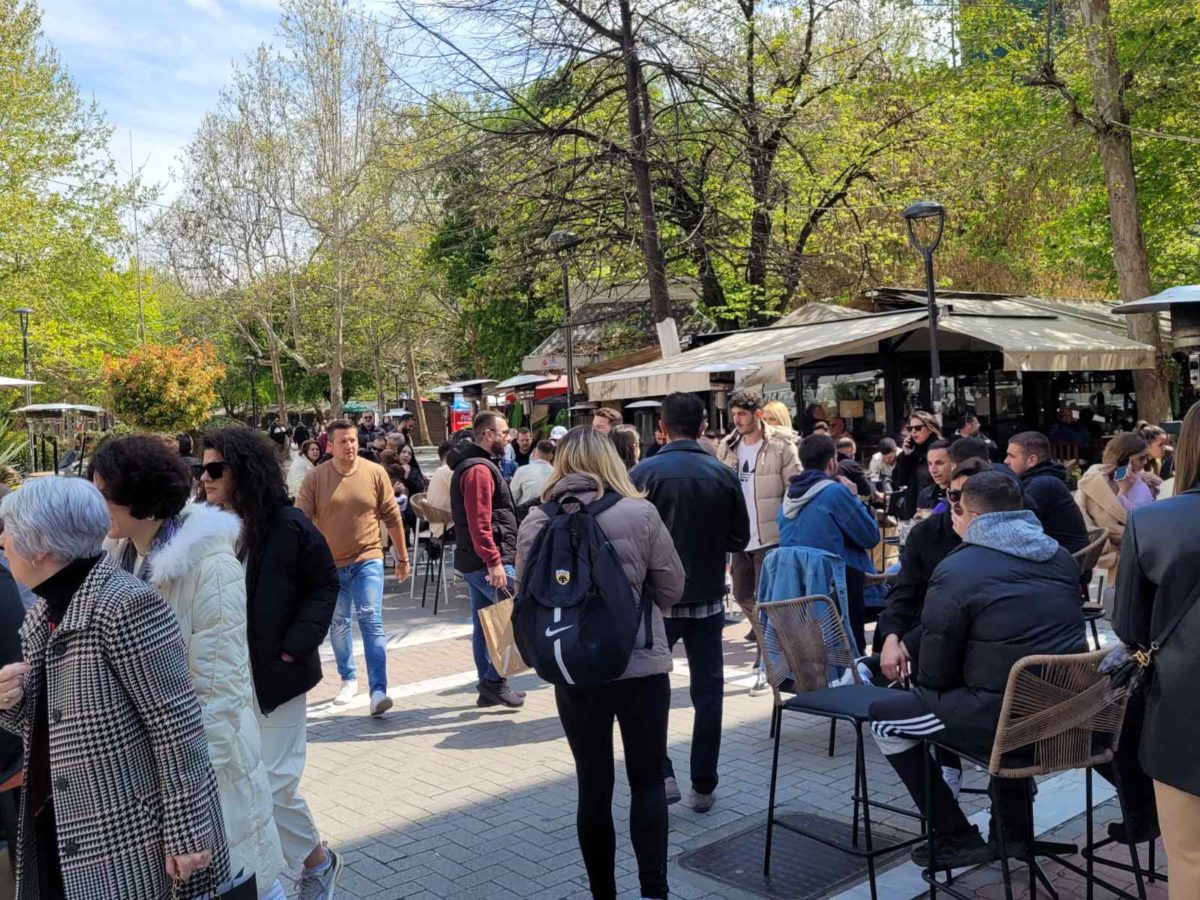 Κοσμοπλημμύρα στο κέντρο της Λάρισας – Απολαμβάνουν περισσότερο τον ...