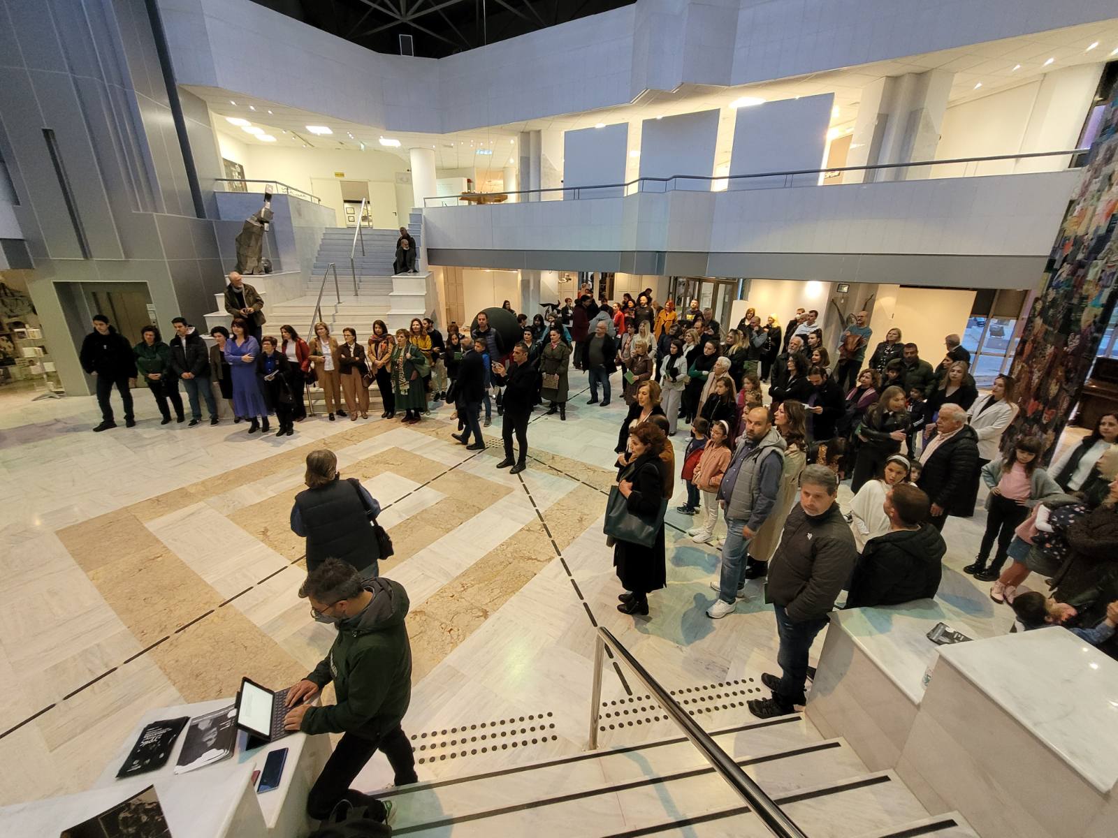 Λάρισα: Εγκαινιάστηκε η ομαδική έκθεση «Τέχνη-Φύση-Άνθρωπος» στη ...