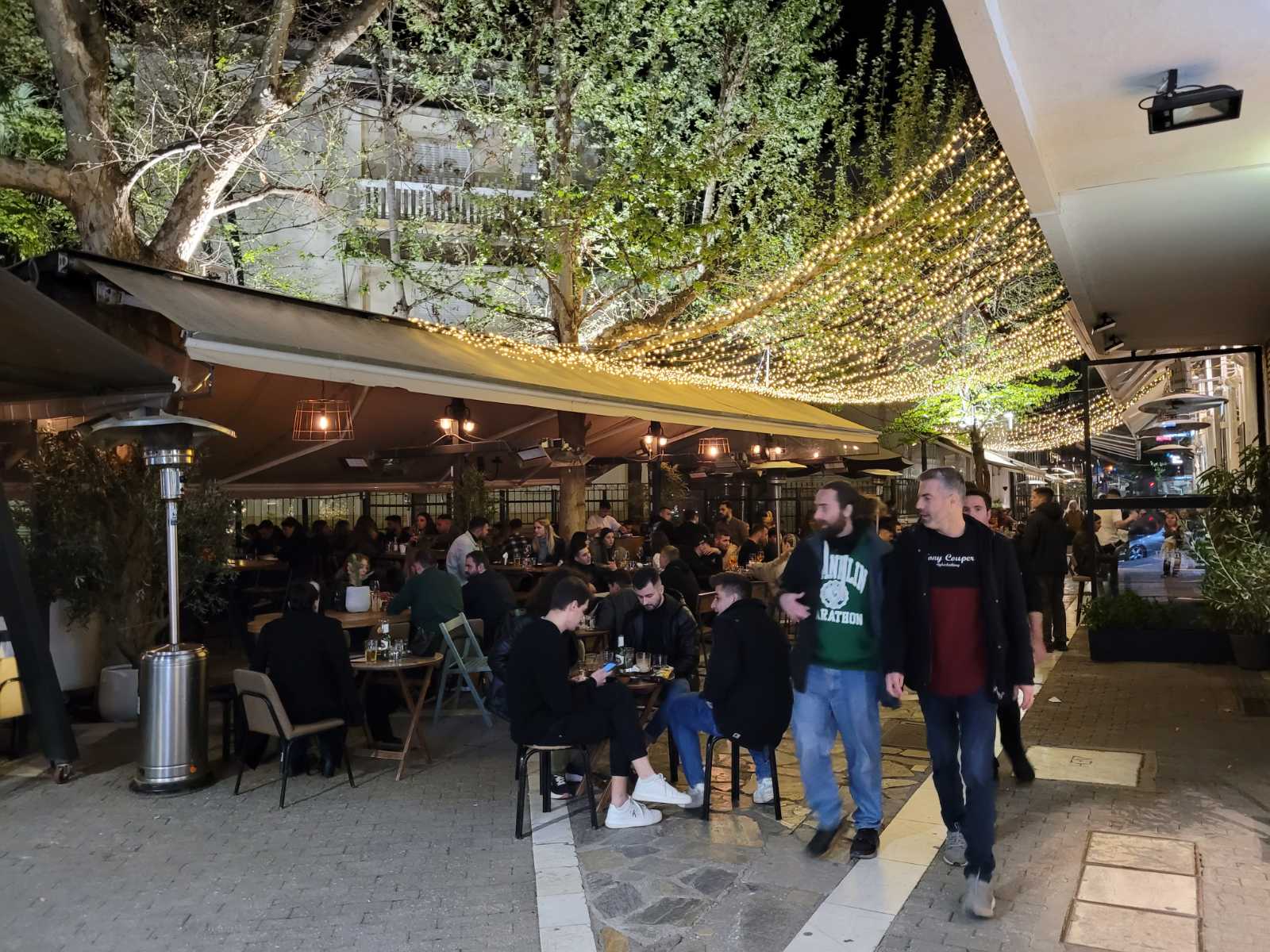 Σφύζει από ζωή απόψε το βράδυ της Μ. Τετάρτης το κέντρο της Λάρισας ...