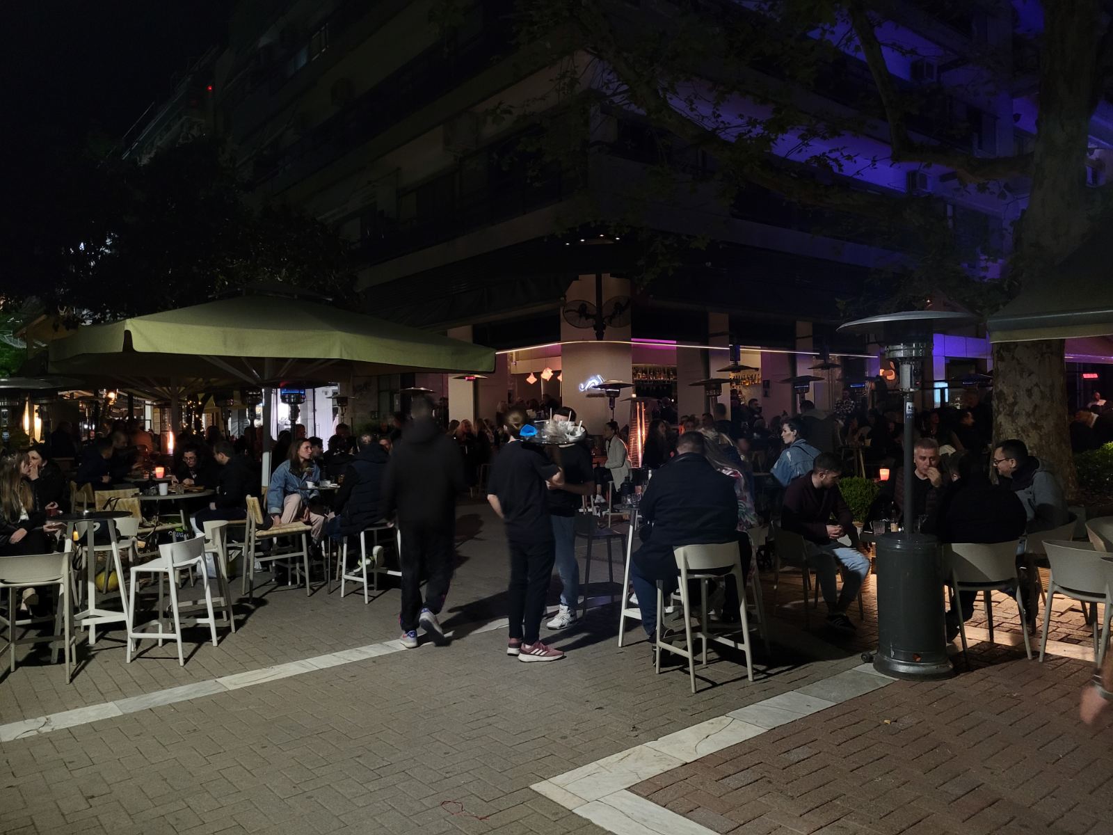 Σφύζει από ζωή απόψε το βράδυ της Μ. Τετάρτης το κέντρο της Λάρισας ...