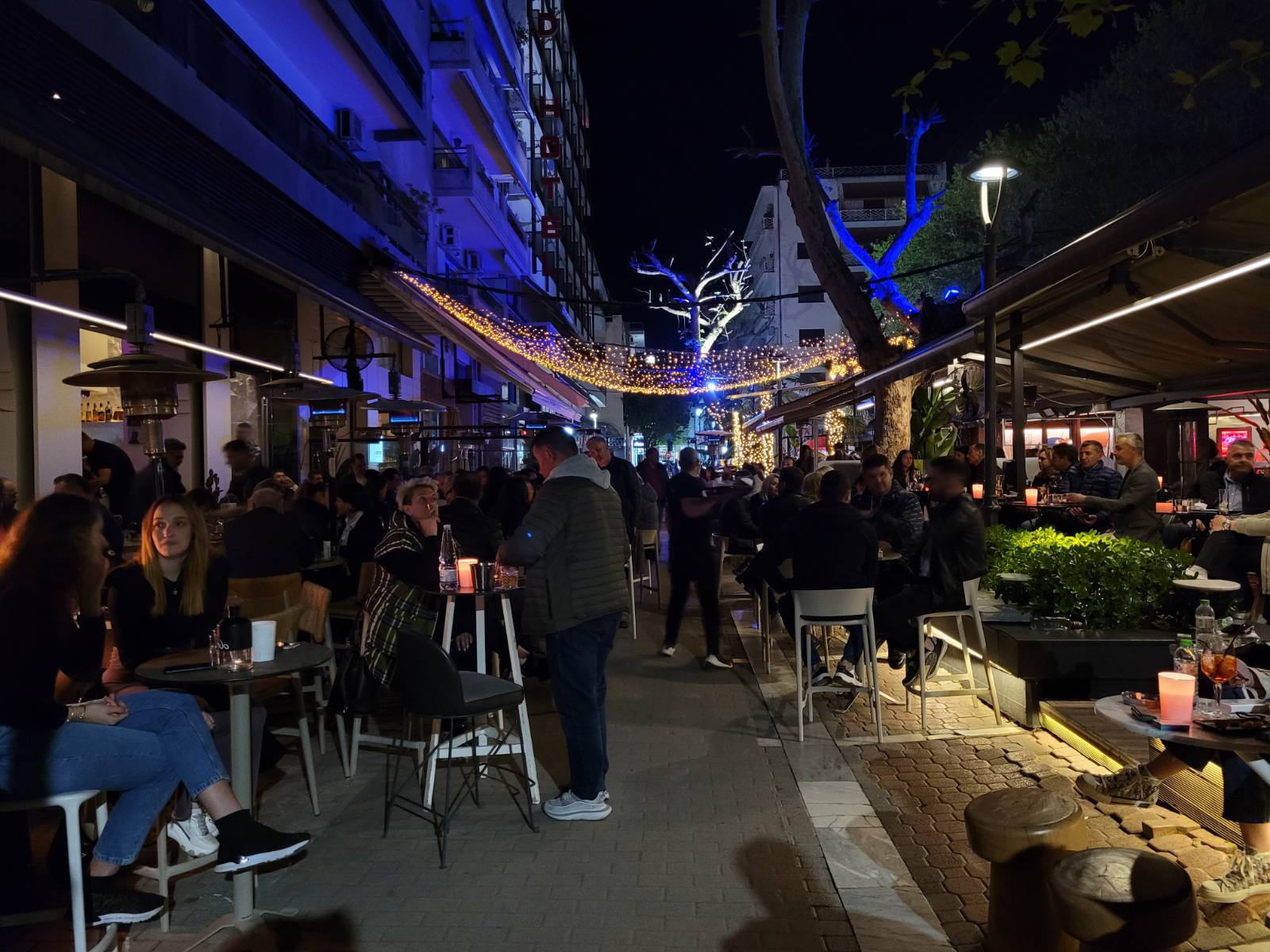 Σφύζει από ζωή απόψε το βράδυ της Μ. Τετάρτης το κέντρο της Λάρισας ...