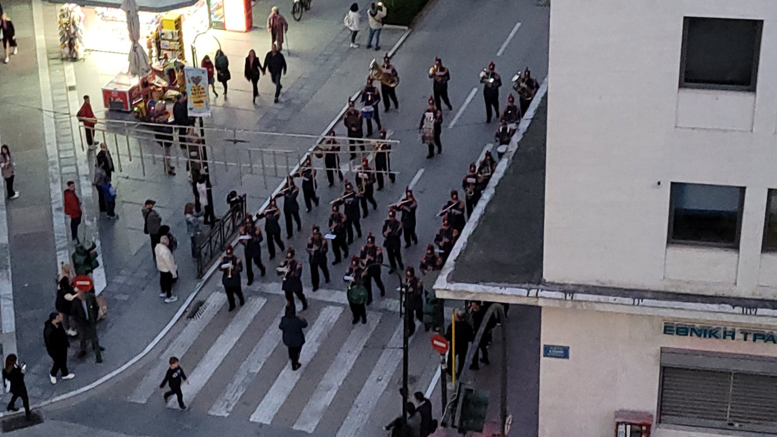 Δείτε βίντεο και φωτογραφίες: Η φιλαρμονική ορχήστρα στους κεντρικούς ...