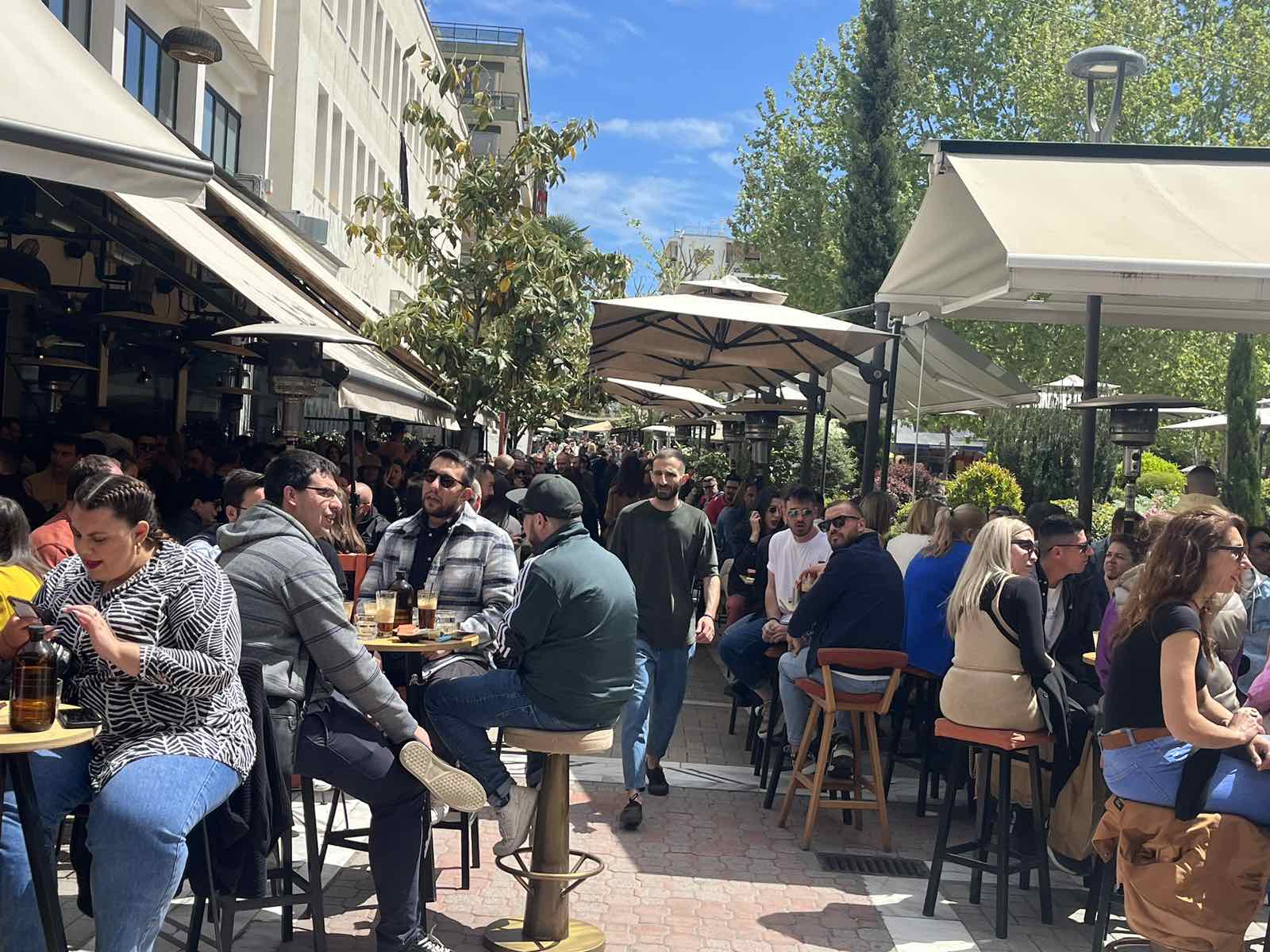 «Βούλιαξε» το κέντρο της Λάρισας – Καφές και τελευταία ψώνια πριν την ...