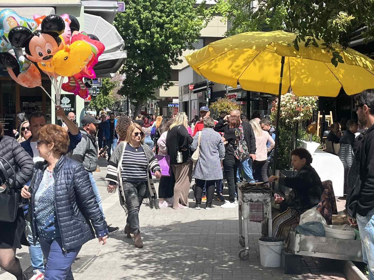 «Βούλιαξε» το κέντρο της Λάρισας – Καφές και τελευταία ψώνια πριν την ...