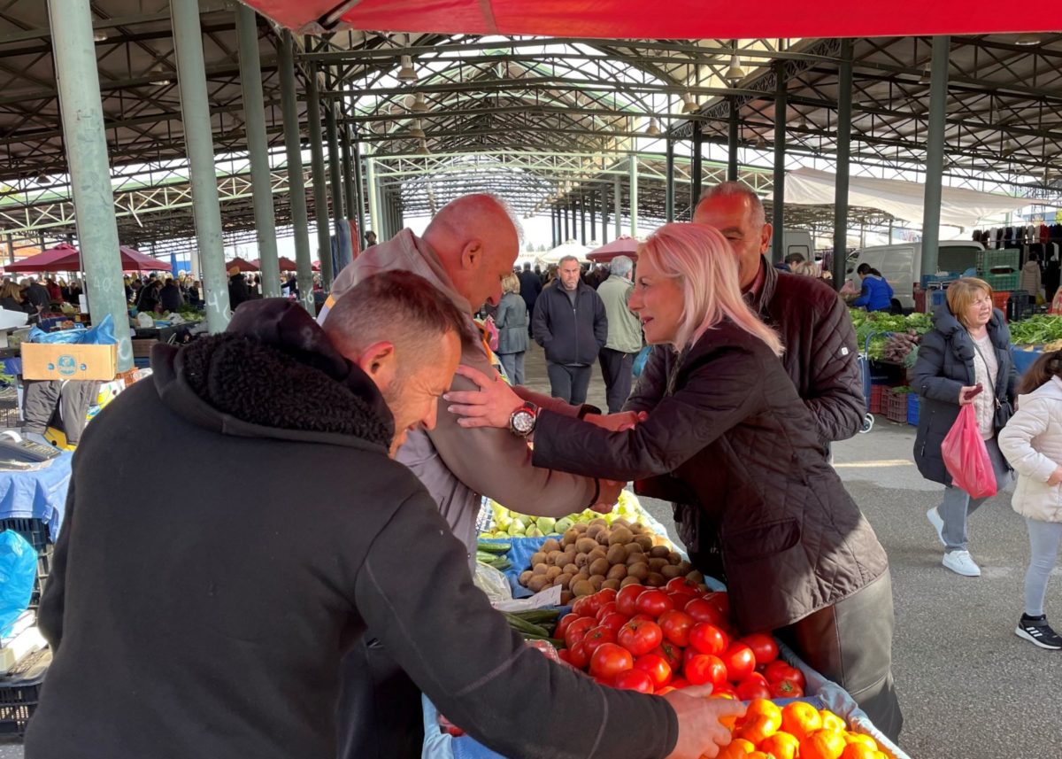 Με παραγωγούς και πωλητές μίλησε η Καραλαριώτου: «Ζωντανό “κύτταρο” της ...