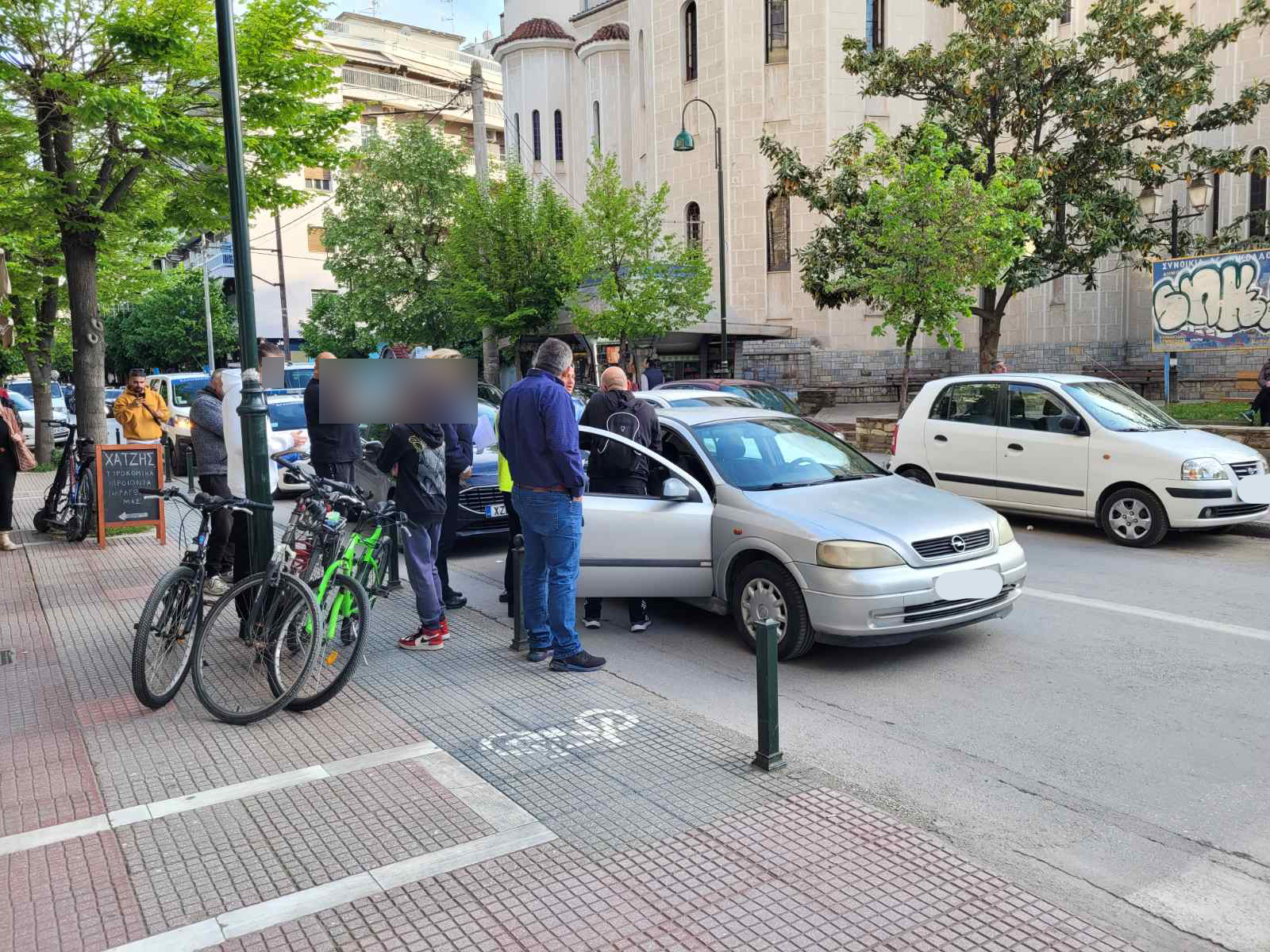 Δείτε φωτογραφίες: Καραμπόλα αυτοκινήτων στην «καρδιά» της Λάρισας ...