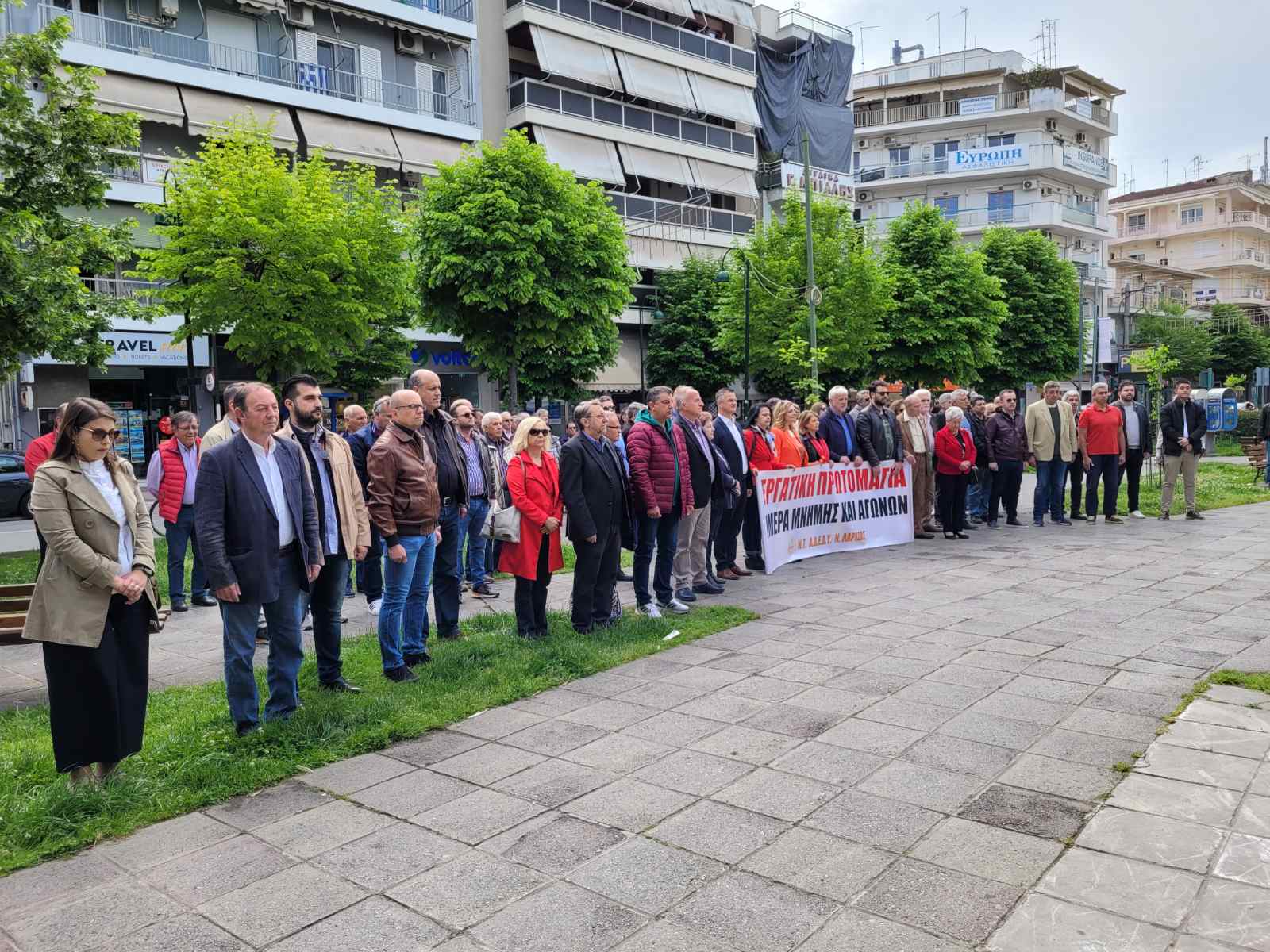 Λάρισα: Κατέθεσαν στεφάνια στην πλατεία Ρήγα Φεραίου τιμώντας την ...