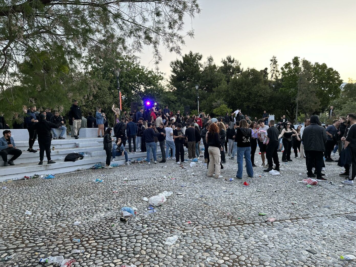 “Ξέφρενο” πάρτι σε πάρκο στο Βόλο μέχρι τις 6 το πρωί (φωτο - βίντεο ...
