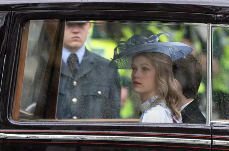 Lady Louise: Η 19χρονη ανιψιά του βασιλιά Καρόλου που τράβηξε τα ...