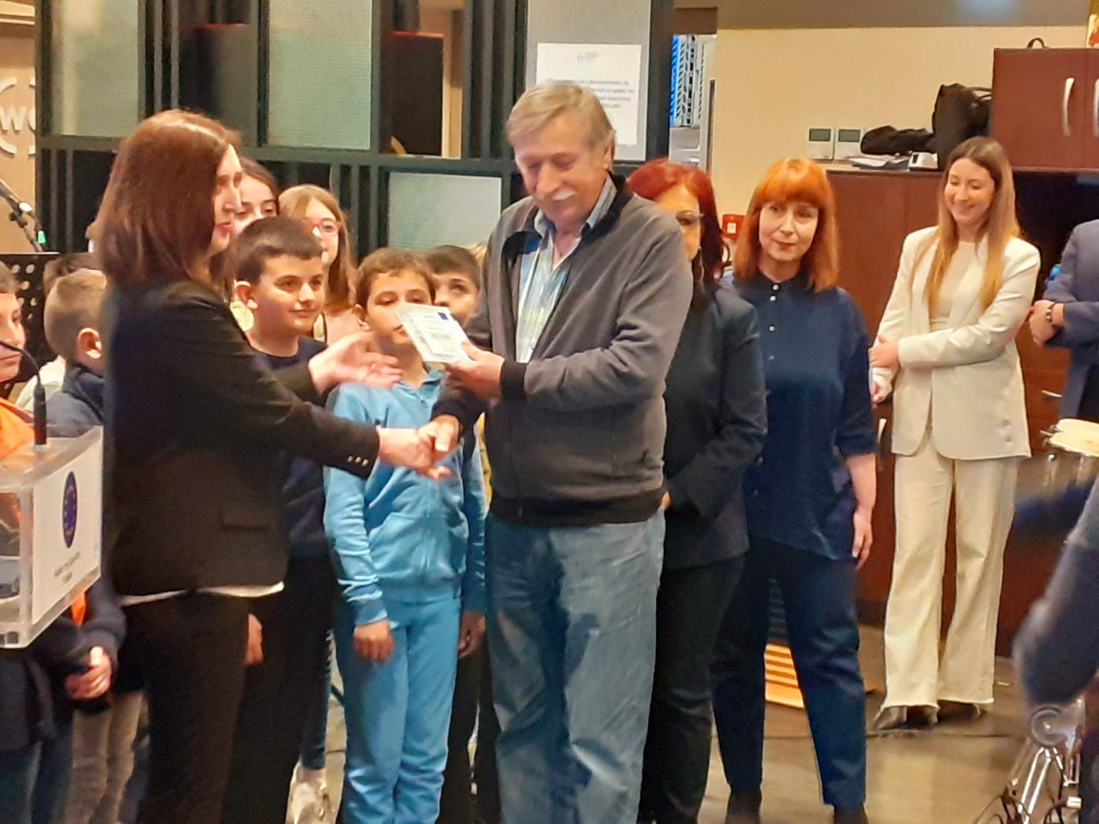 Βράβευση του 16ου Δημοτικού Σχολείου Λάρισας με την «Ετικέτα Σχολείου ...
