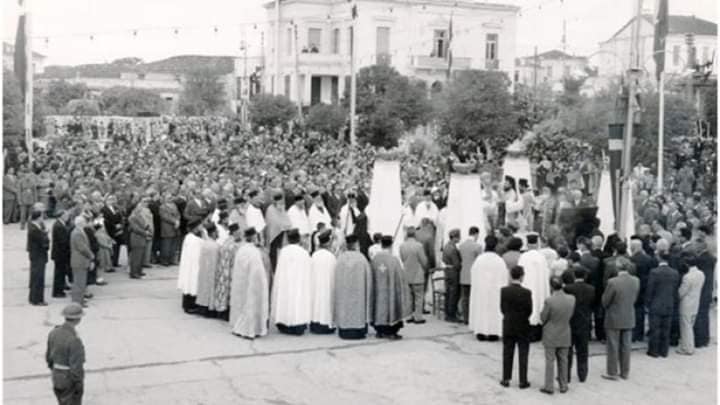 Η πομπή στην Κεντρική πλατεία Λάρισας 7 δεκαετίες πριν, η περιφορά της ...