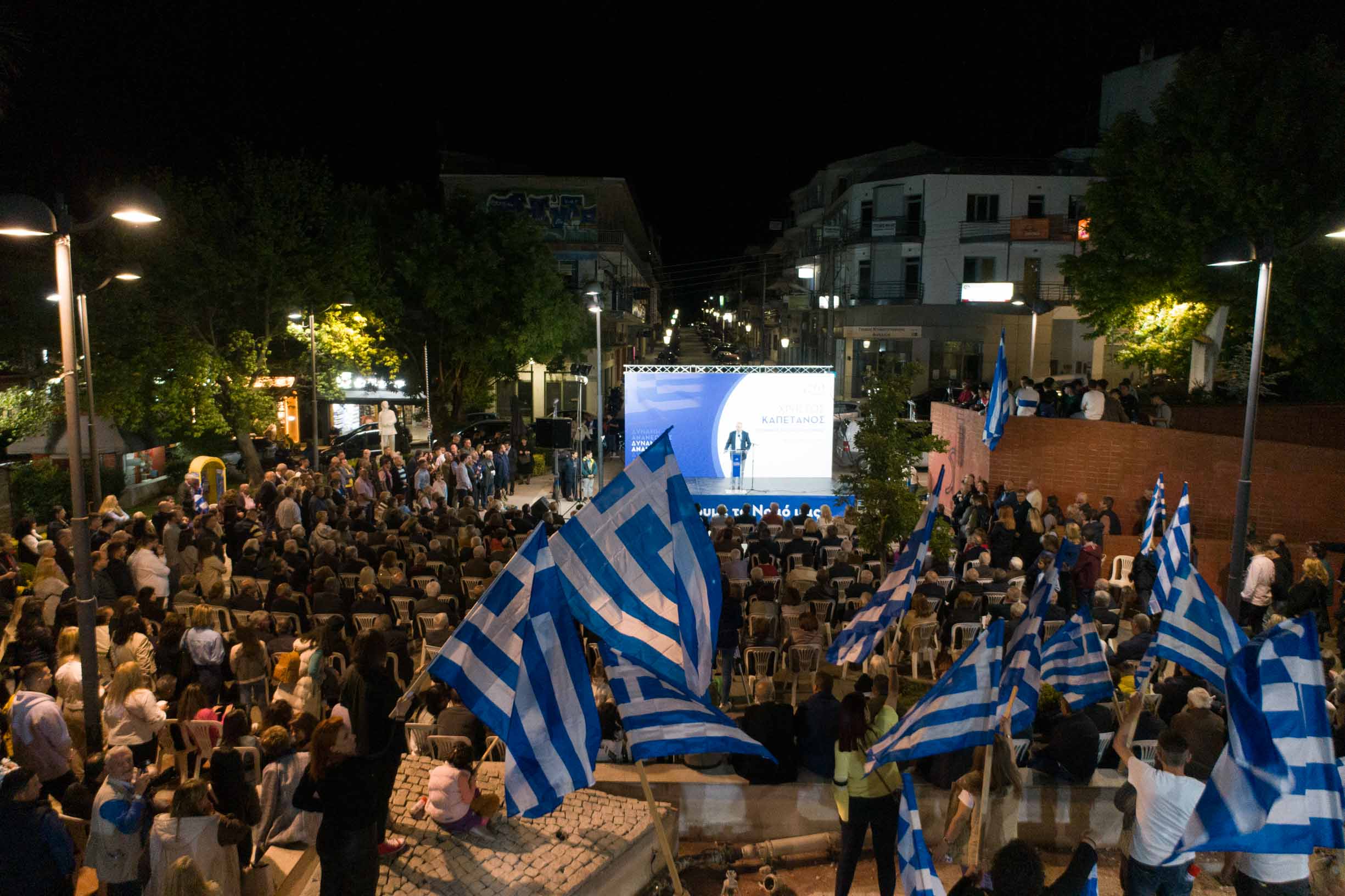 Λαοθάλασσα στην τελευταία προεκλογική ομιλία του Χρήστου Καπετάνου στα ...