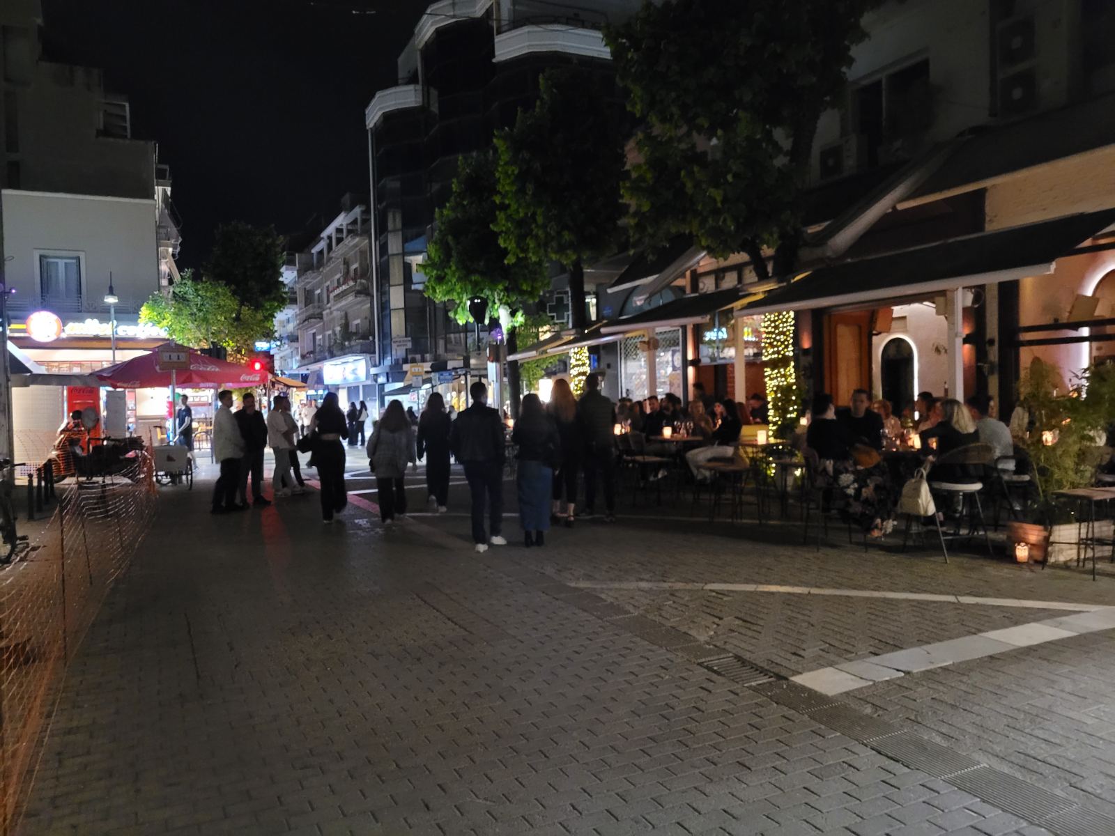 Σε νυχτερινούς προεκλογικούς ρυθμούς οι Λαρισαίοι – Βραδινή έξοδος στα ...