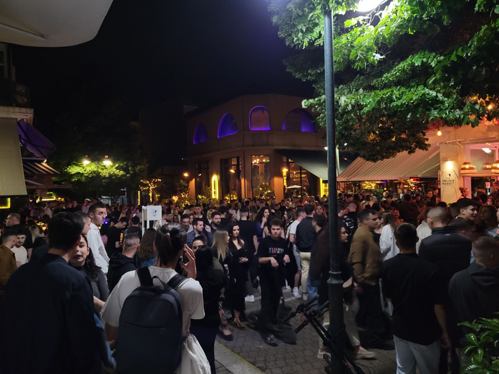 Σε νυχτερινούς προεκλογικούς ρυθμούς οι Λαρισαίοι – Βραδινή έξοδος στα ...