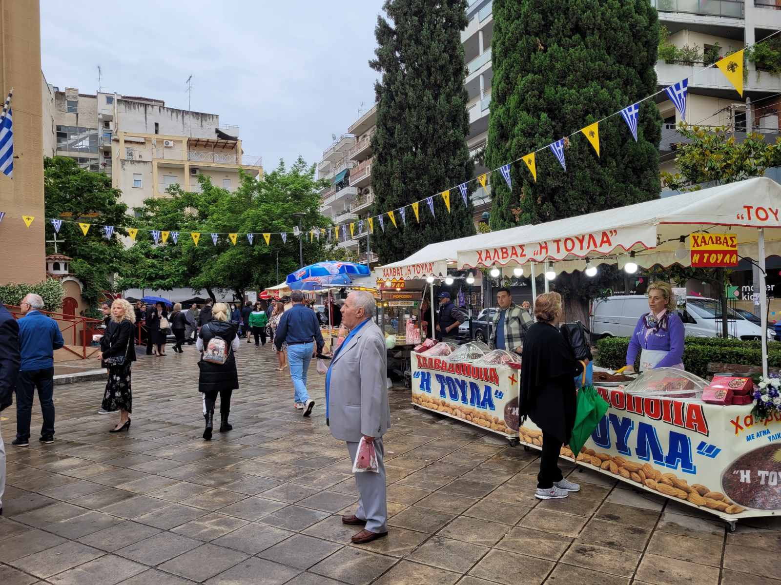 Πλήθος πιστών Λαρισαίων στον Ιερό Ναό Αγίων Κωνσταντίνου και Ελένης ...