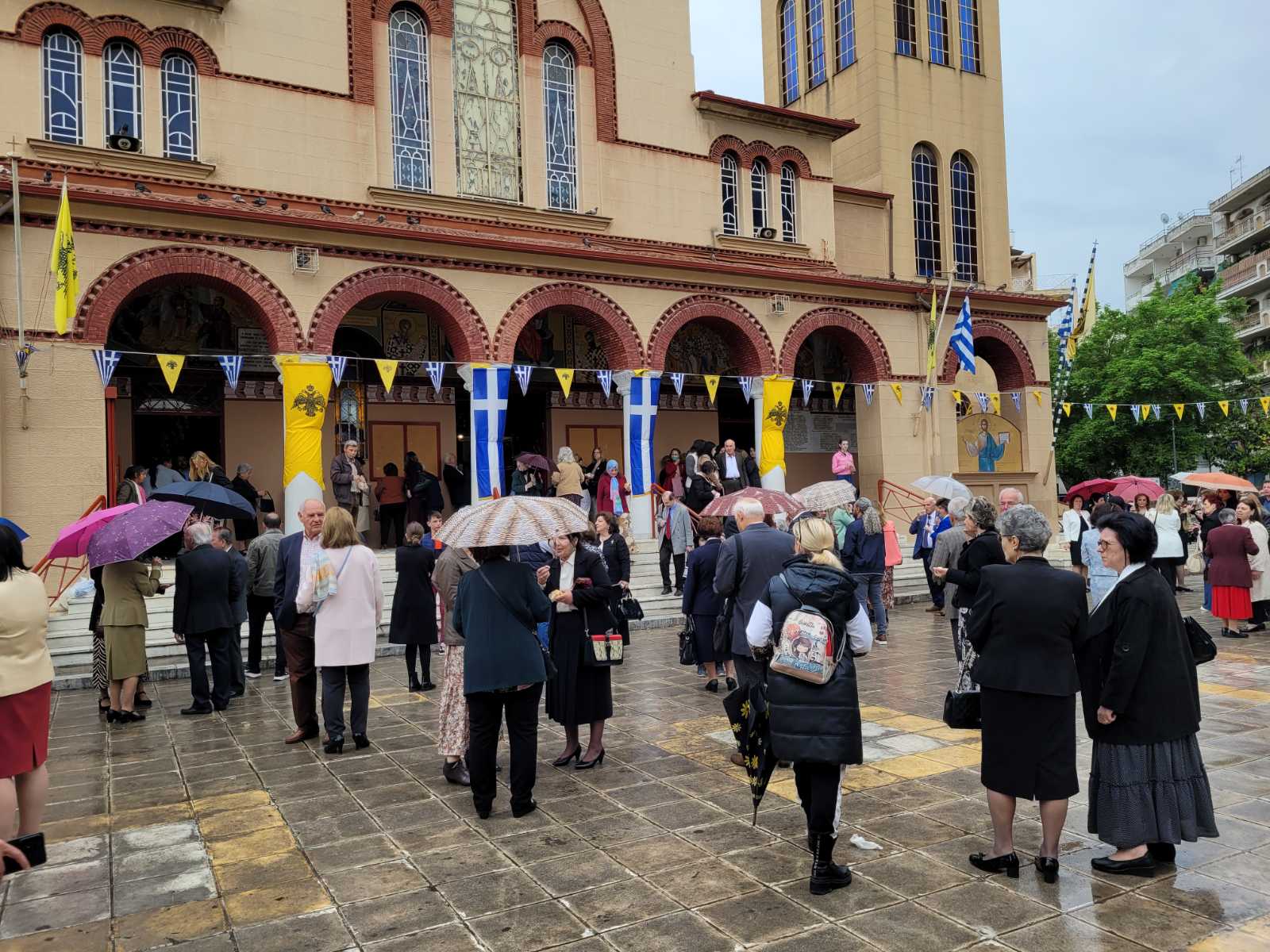 Πλήθος πιστών Λαρισαίων στον Ιερό Ναό Αγίων Κωνσταντίνου και Ελένης ...