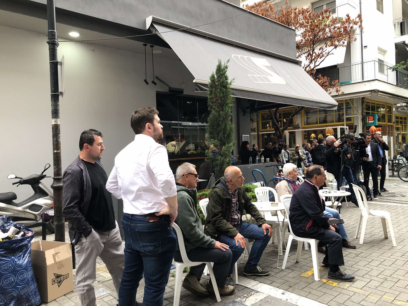 Δείτε βίντεο και φωτογραφίες: Πως υποδέχθηκαν το exit poll στα εκλογικά ...