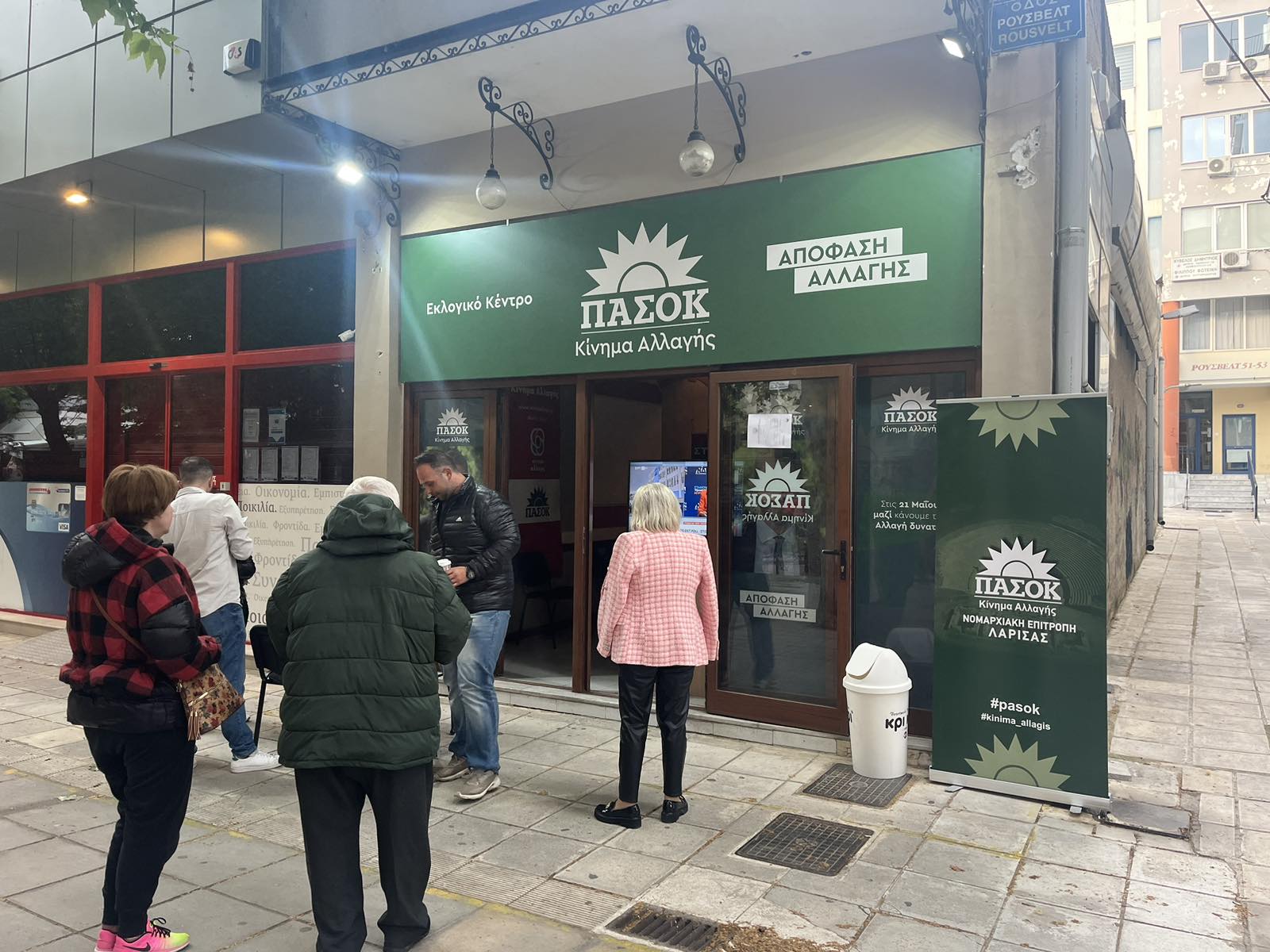 Δείτε βίντεο και φωτογραφίες: Πως υποδέχθηκαν το exit poll στα εκλογικά ...