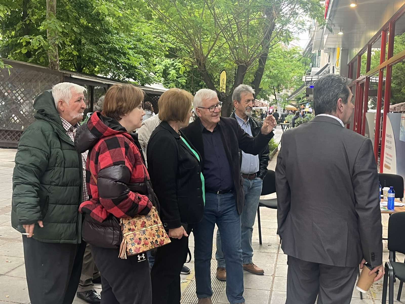 Δείτε βίντεο και φωτογραφίες: Πως υποδέχθηκαν το exit poll στα εκλογικά ...