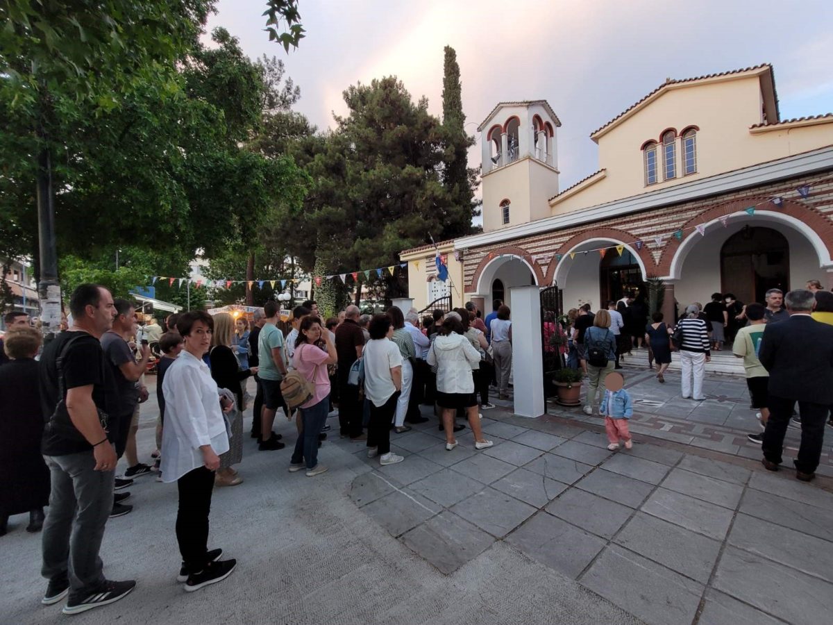 Λάρισα: «Ουρά» πιστών στον πανηγυρικό εσπερινό της Αγίας Τριάδος ...