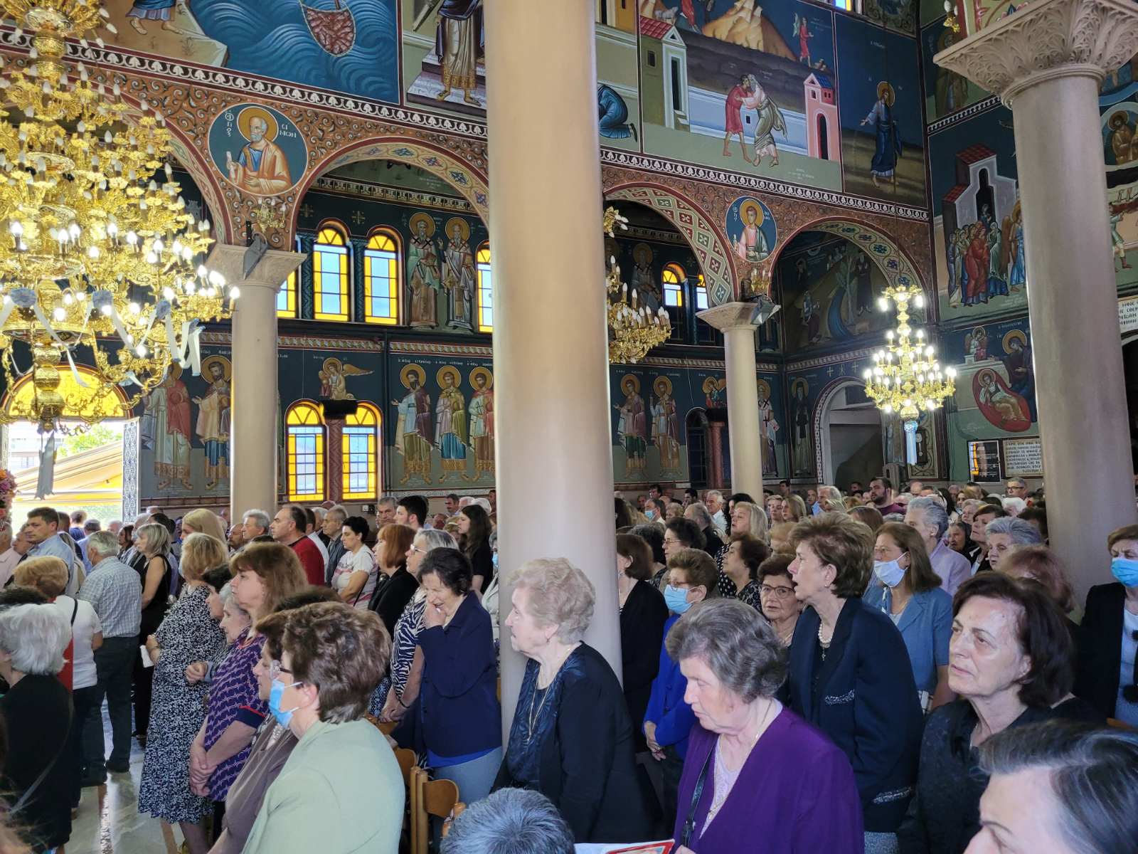 Λάρισα: Κοσμοσυρροή το πρωί στην Πανηγυρική Θεία Λειτουργία στον Ιερό ...