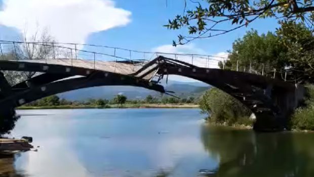 Κατέρρευσε ξύλινη γέφυρα στο κέντρο της Άρτας – Δείτε βίντεο ...