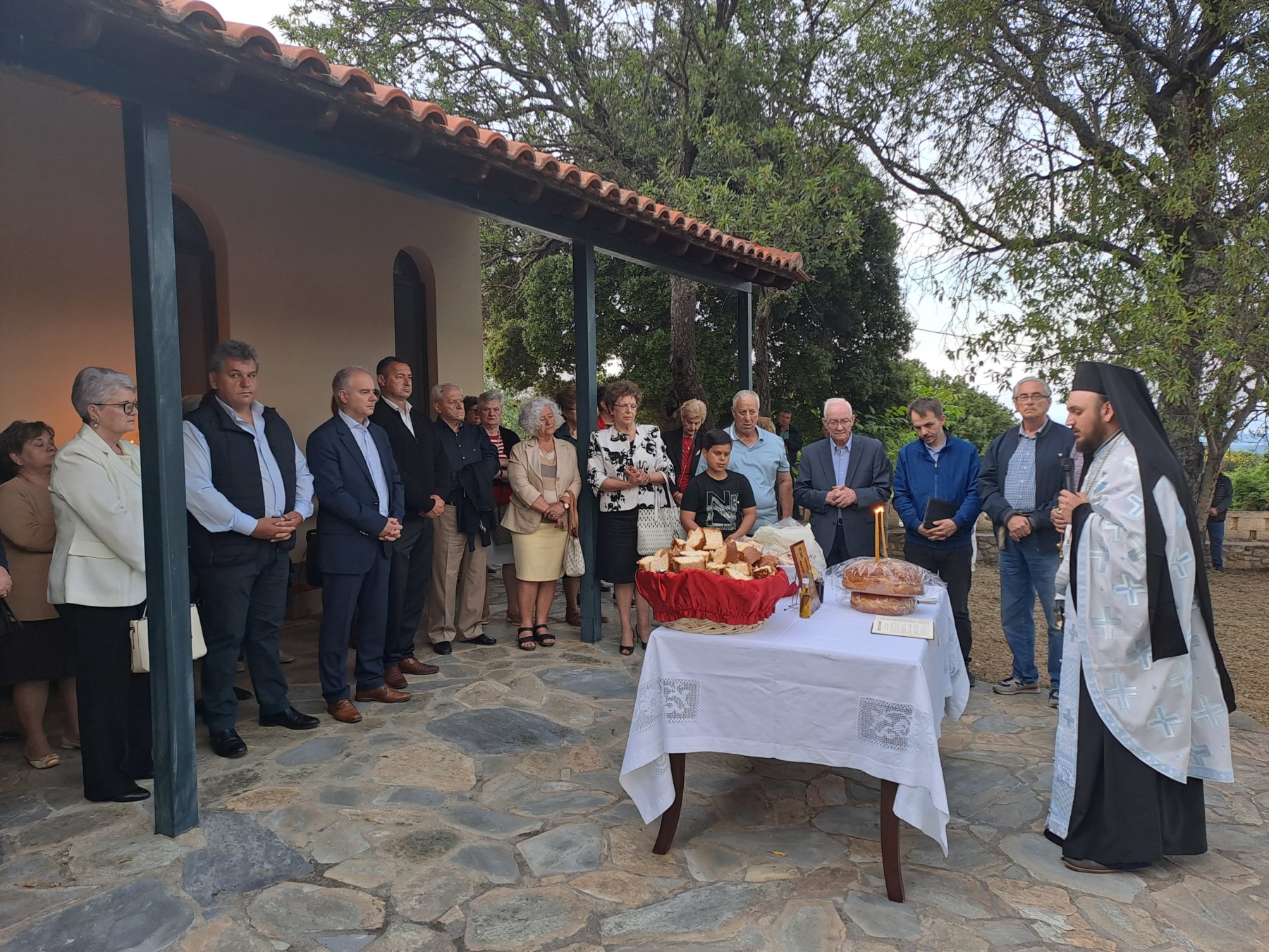 Στο εξωκλήσι της Αγίας Τριάδος στη Ραψάνη ο δήμαρχος Τεμπών Γ. Μανώλης ...