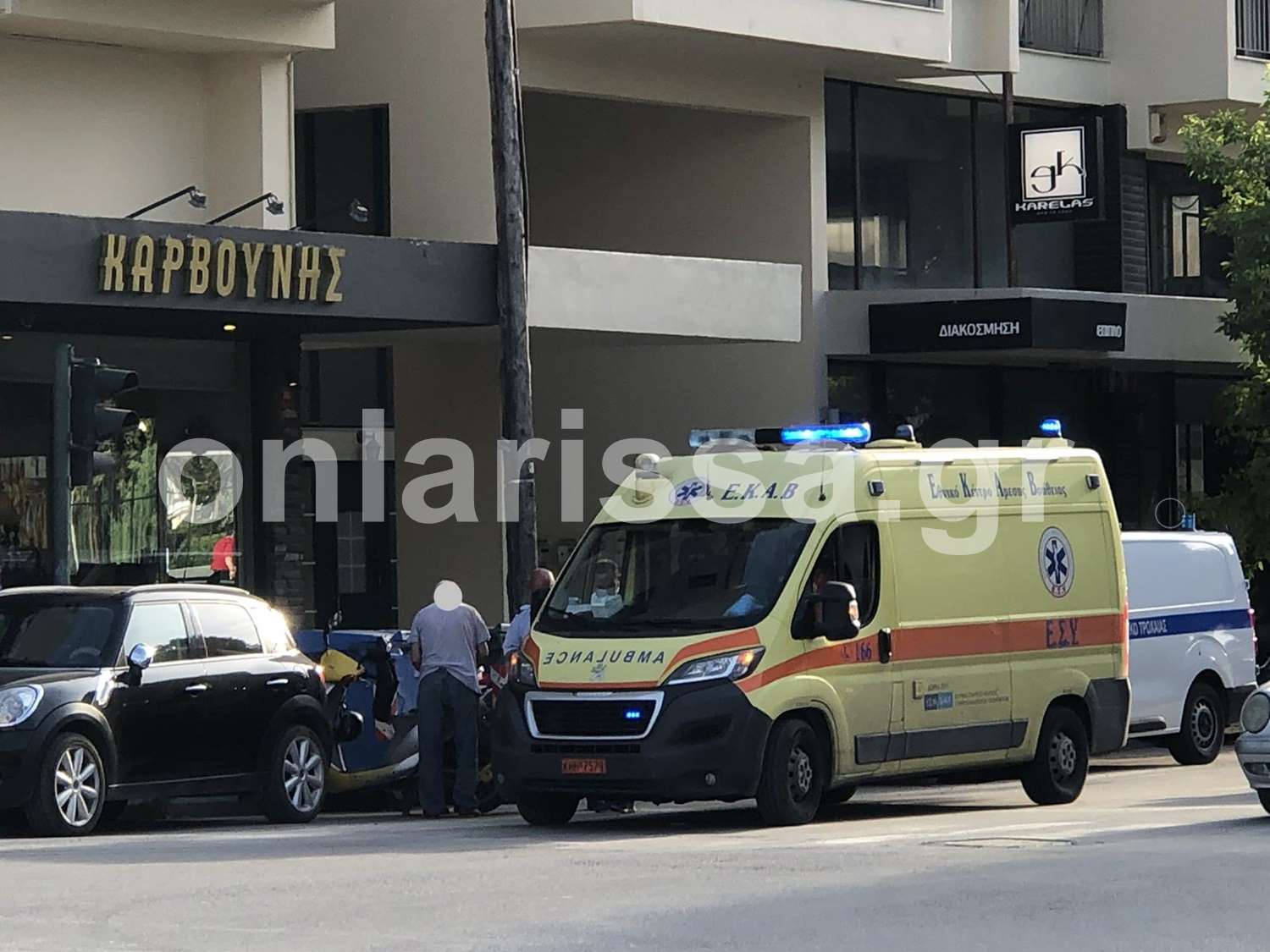 Συγκρούστηκαν αυτοκίνητο και μηχανάκι στη Λάρισα – Στο νοσοκομείο ένα ...