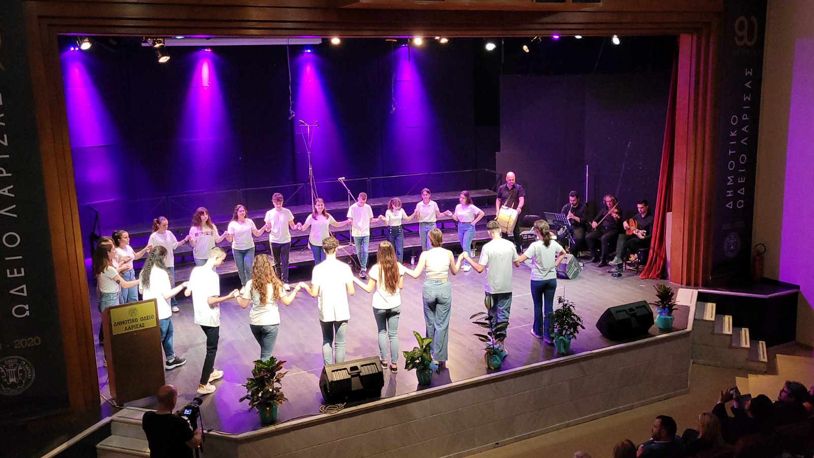 Ζεστό το χειροκρότημα των Λαρισαίων στη μουσικοχορευτική εκδήλωση του ...