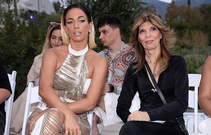 Κατερίνα Στικούδη: Με καρέ και εκκεντρικό look στην Athens Fashion Week ...