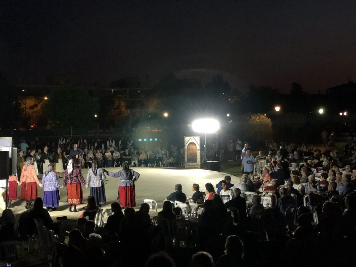Πλήθος Λαρισαίων στο χορό των «Καλαρρυτινών» στο πάρκο Χατζηχαλάρ (φωτό ...