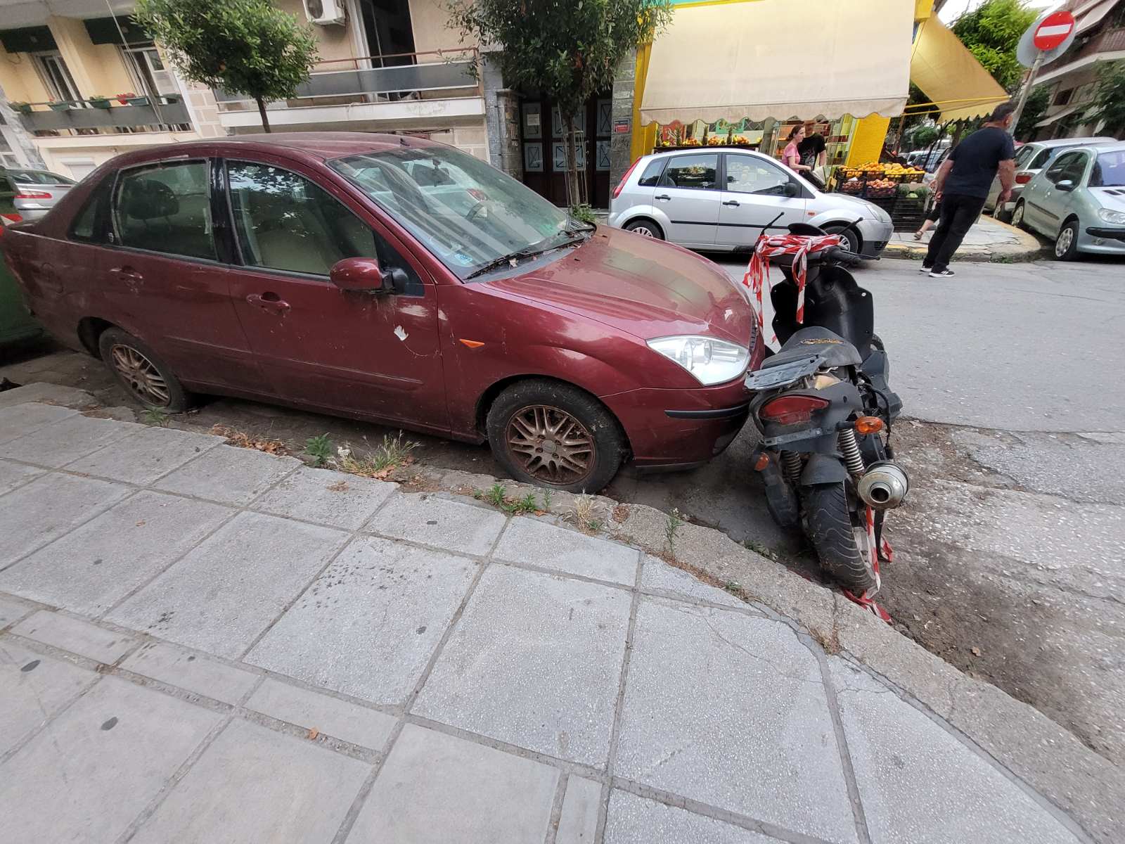 Η «τρέλα» της στάθμευσης στην καρδιά της Λάρισας: Εγκαταλελειμμένα ...