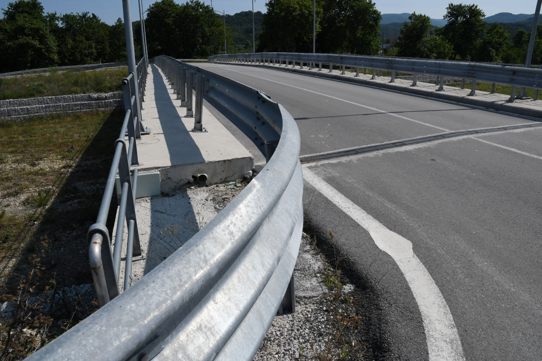 Η ...σωτήρια γέφυρα στον Αγιόκαμπο και τα πεζοδρόμια που "ακυρώνονται ...