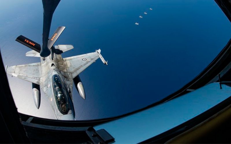 Λάρισα: Ελληνικά F-16 εφοδιάζονται στον αέρα από αεροσκάφη της US Air ...