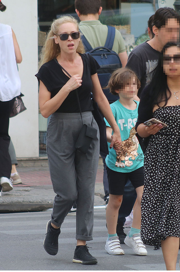 Η Φαίη Ξυλά σε μία σπάνια εμφάνιση με τον γιο της στο κέντρο της Αθήνας ...