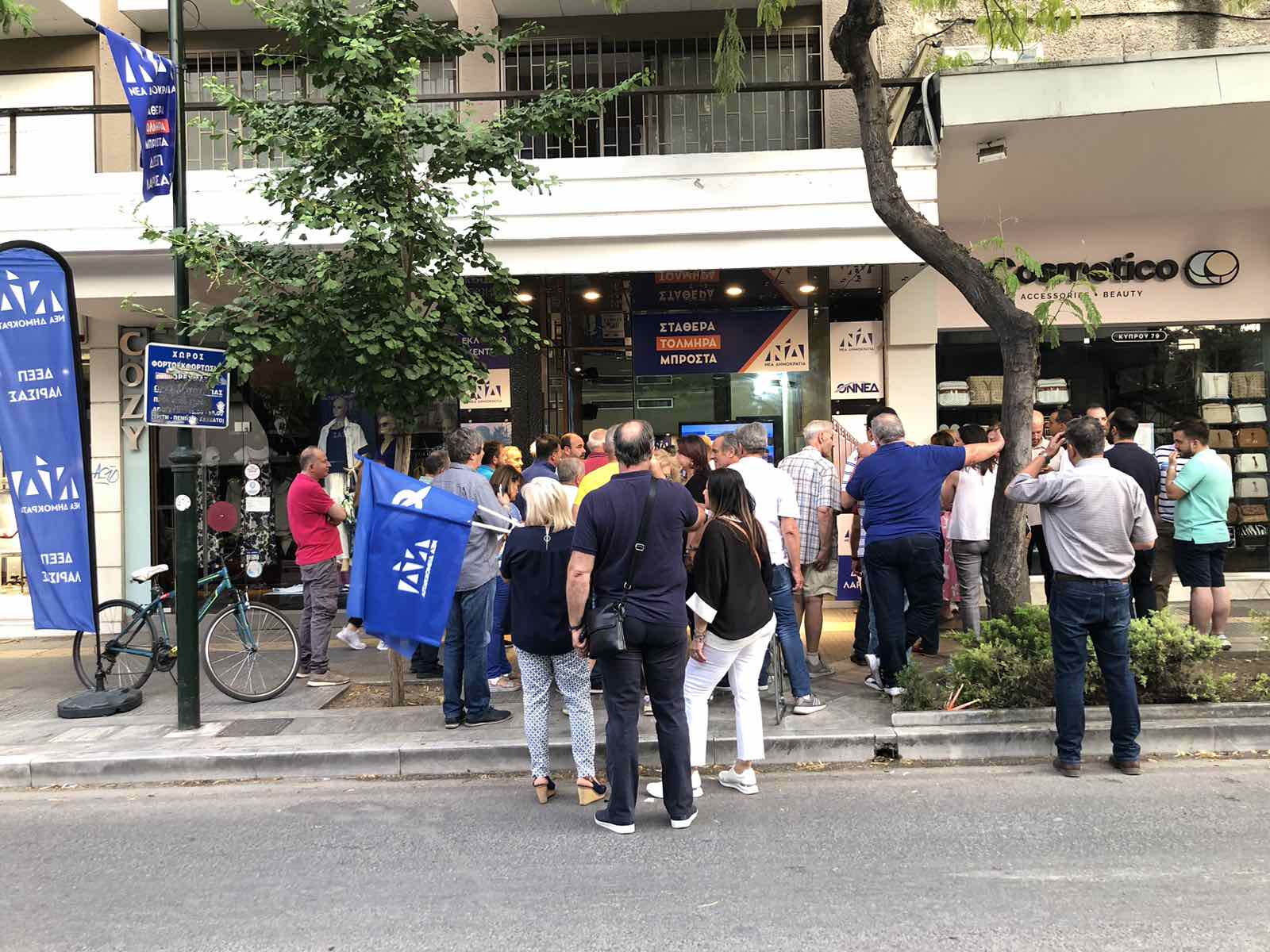 Δείτε βίντεο και φωτογραφίες: Άρχισαν τα πανηγύρια στο εκλογικό κέντρο ...