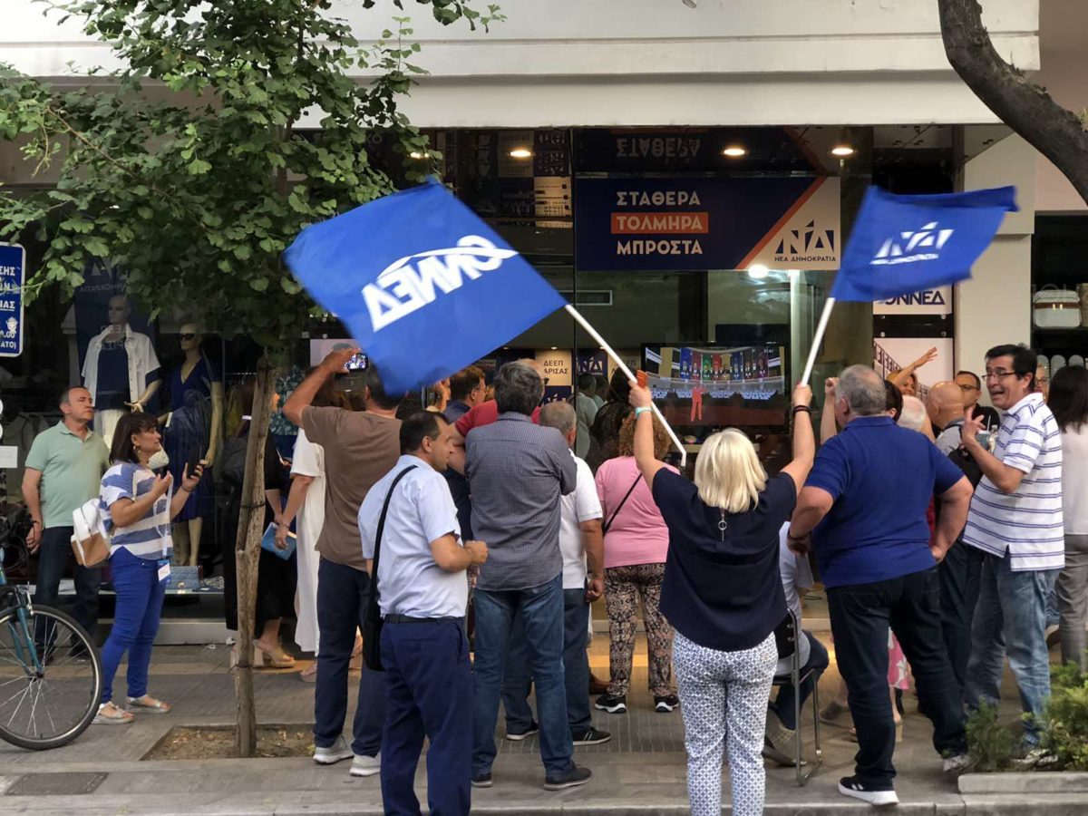 Δείτε βίντεο και φωτογραφίες: Άρχισαν τα πανηγύρια στο εκλογικό κέντρο ...