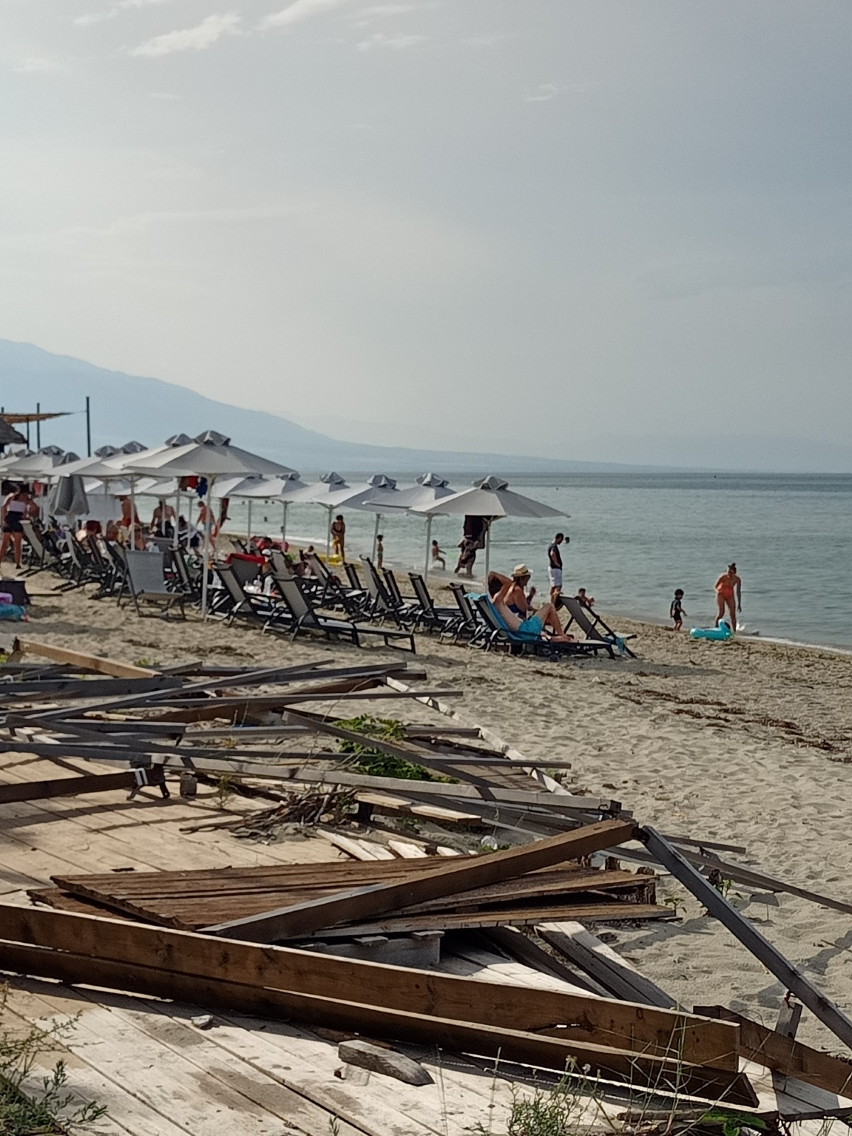 Επικίνδυνες ασχήμιες σε παράλιο της Λάρισας: Παρατημένα ξύλα "παγίδα ...