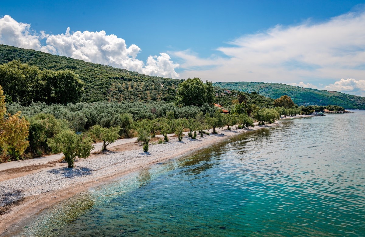Το ειδυλλιακό ψαροχώρι του Νότιου Πηλίου με φόντο το βουνό των ...