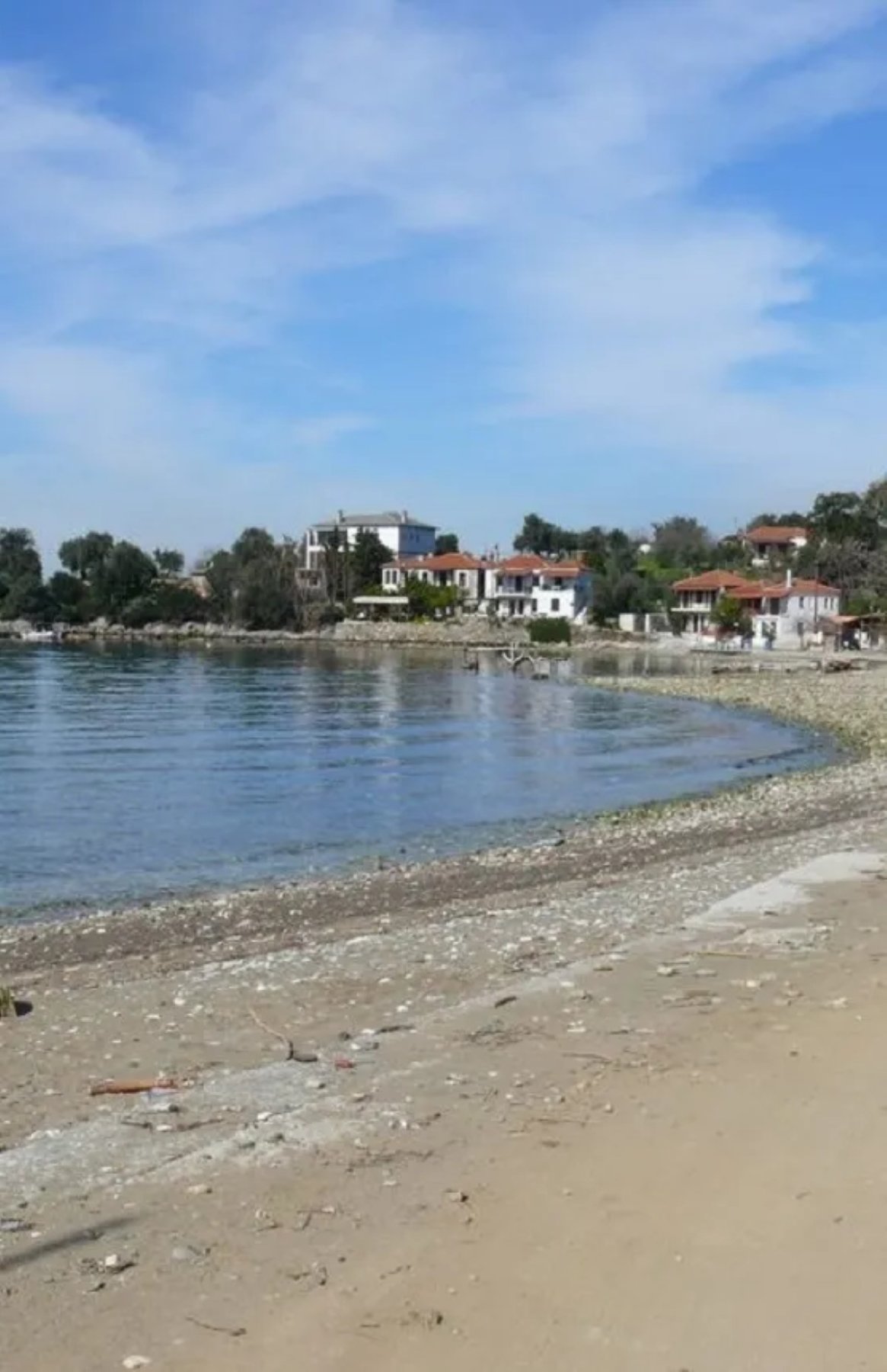 Το ειδυλλιακό ψαροχώρι του Νότιου Πηλίου με φόντο το βουνό των ...