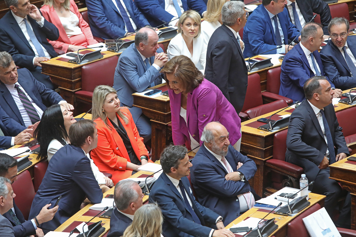 Ορκίστηκαν οι νέοι 300 της βουλής - Δείτε φωτογραφίες από την πρώτη των ...