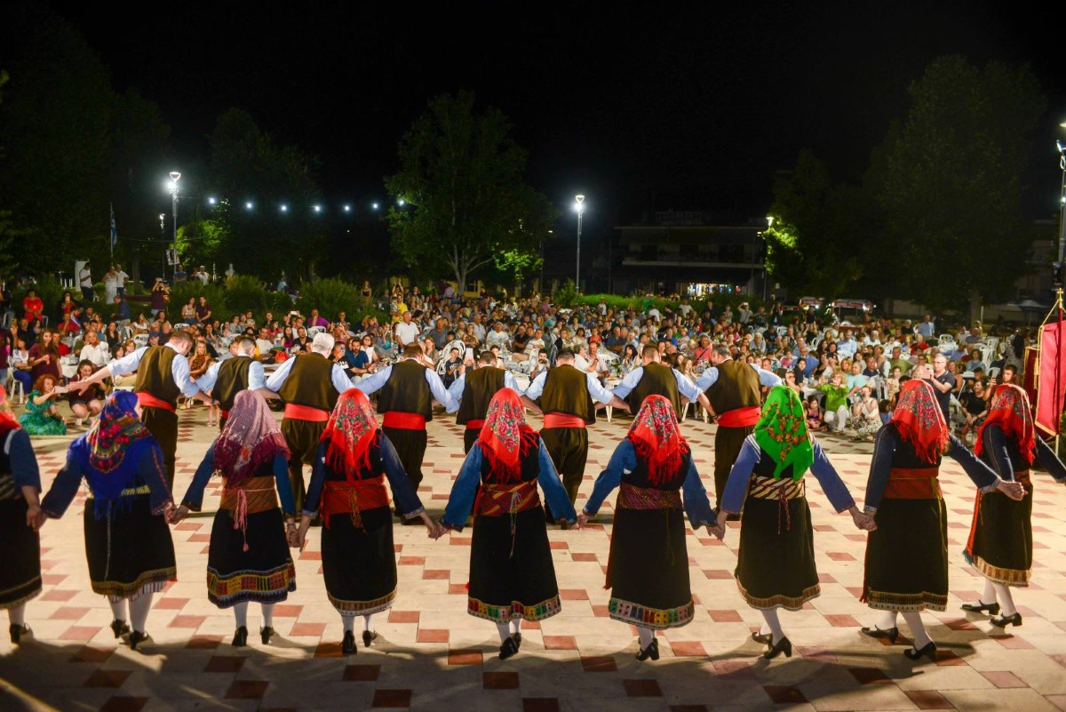 Γέμισε από κόσμο η πλατεία της Νίκαιας για την καλοκαιρινή εκδήλωση του ...