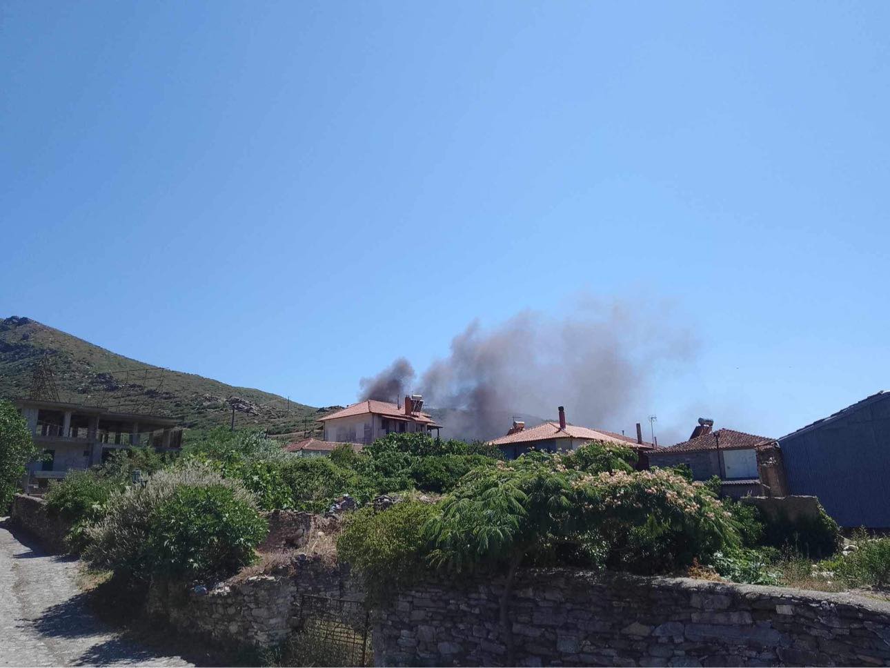 Τέμπη: Πυρκαγιά ξεκίνησε από τροχόσπιτο και εξαπλώθηκε σε έκταση στα ...
