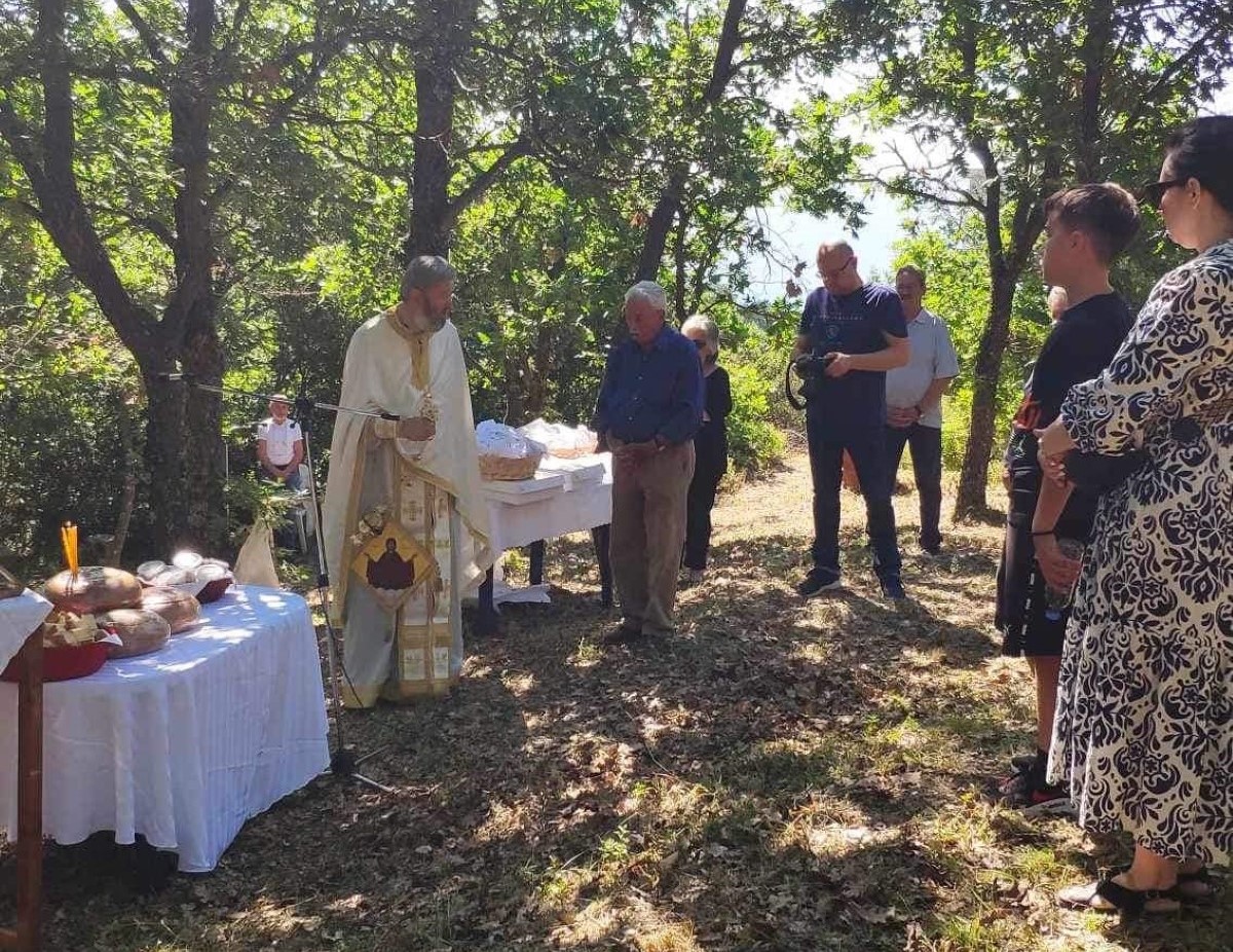 Θεία λειτουργία στο «Ασκηταριό» του οσιομάρτυρα Αγίου Δαμιανού του Νέου ...