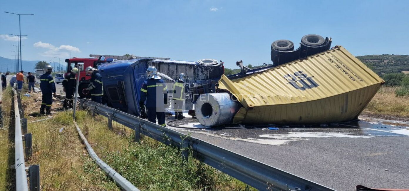 Φοβερό τροχαίο με ανατροπή νταλίκας στην εθνική Λάρισας - Βόλου (φωτο ...