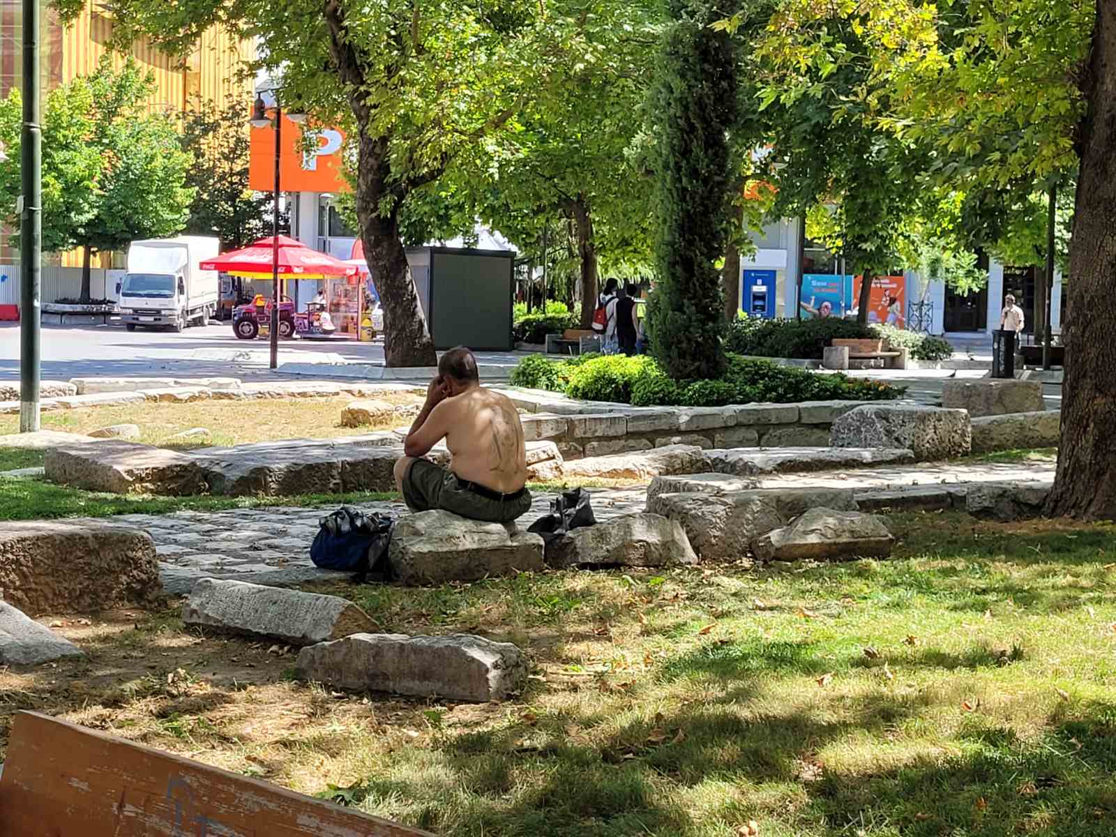 Καμίνι η Λάρισα: Ελάχιστοι κυκλοφορούν στο κέντρο – Άλλοι χωρίς μπλούζα ...